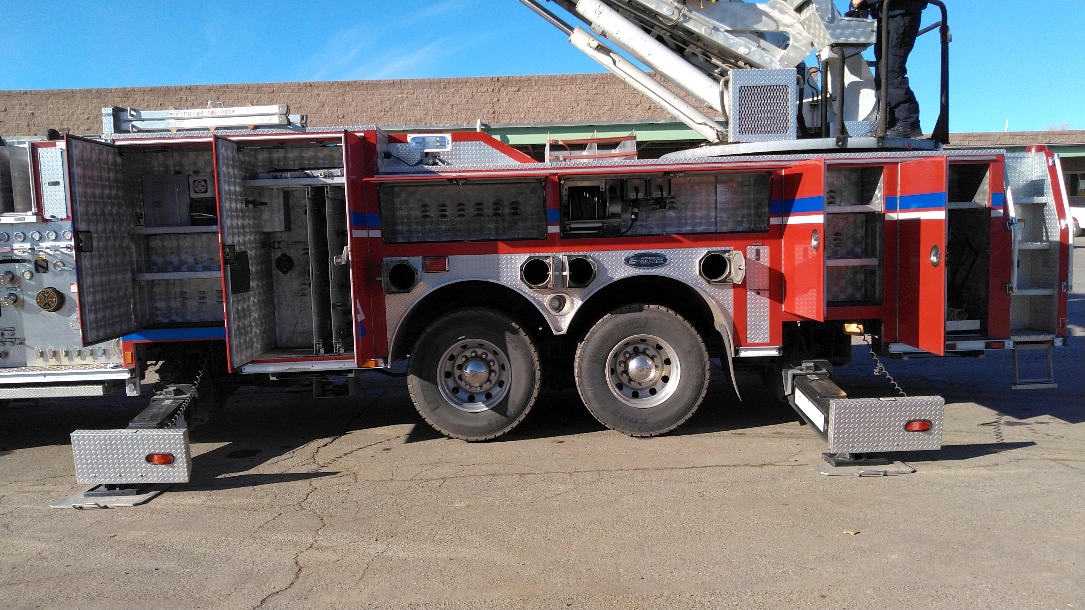 2005 E-One Cyclone II 95' Platform | Used Truck Details
