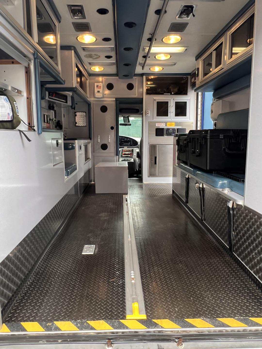 2002 PL Custom Ford Type III Ambulance | Used Truck Details