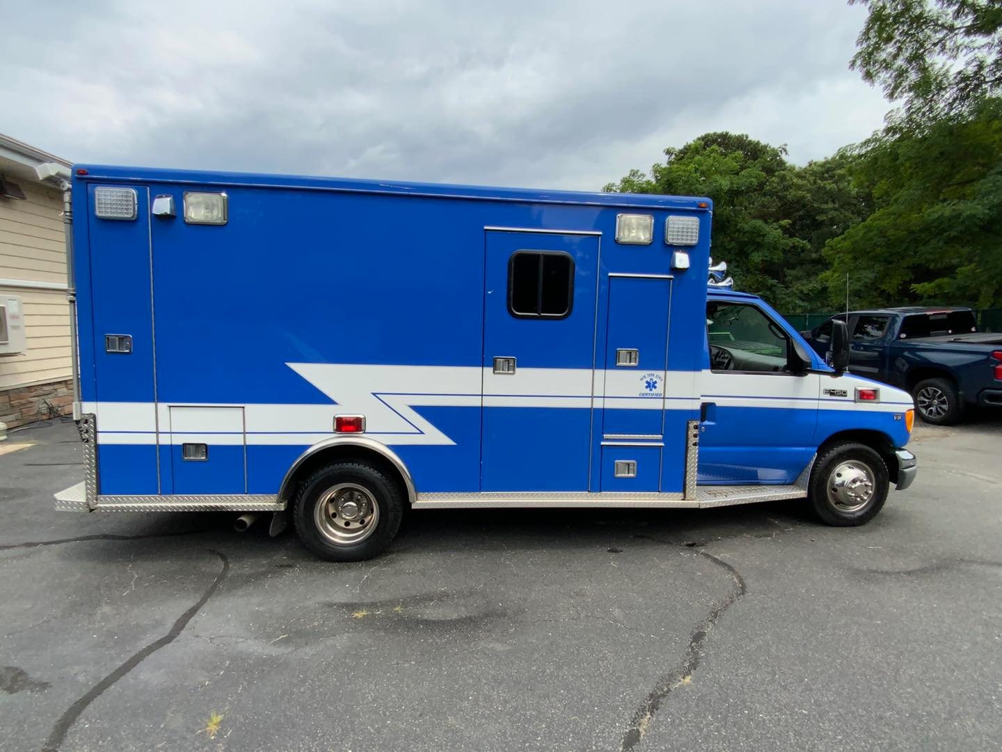 2002 PL Custom Ford Type III Ambulance | Used Truck Details