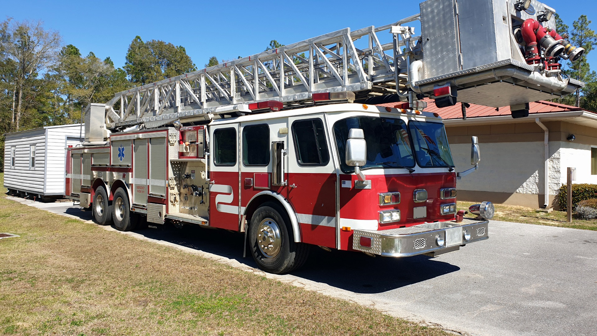 1997 E-One Hurricane 100' Platform | Firetrucks Unlimited