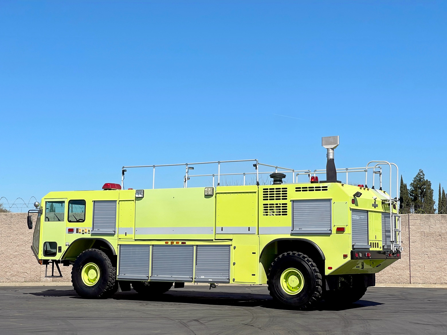2003 Oshkosh Striker 1500 ARFF | Firetrucks Unlimited