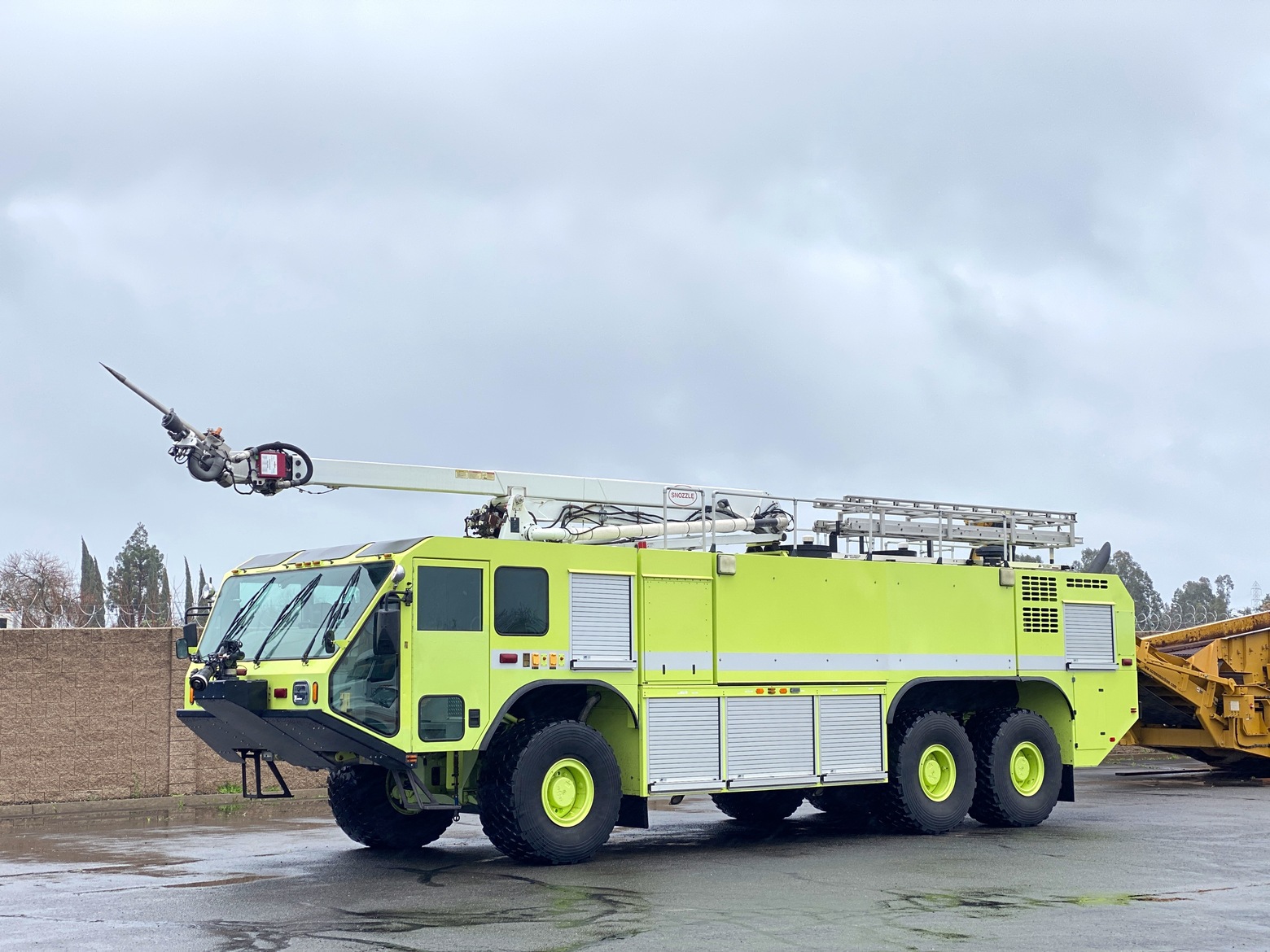 2004 Oshkosh Striker 3000 ARFF w/53' Snozzle | Used Truck Details