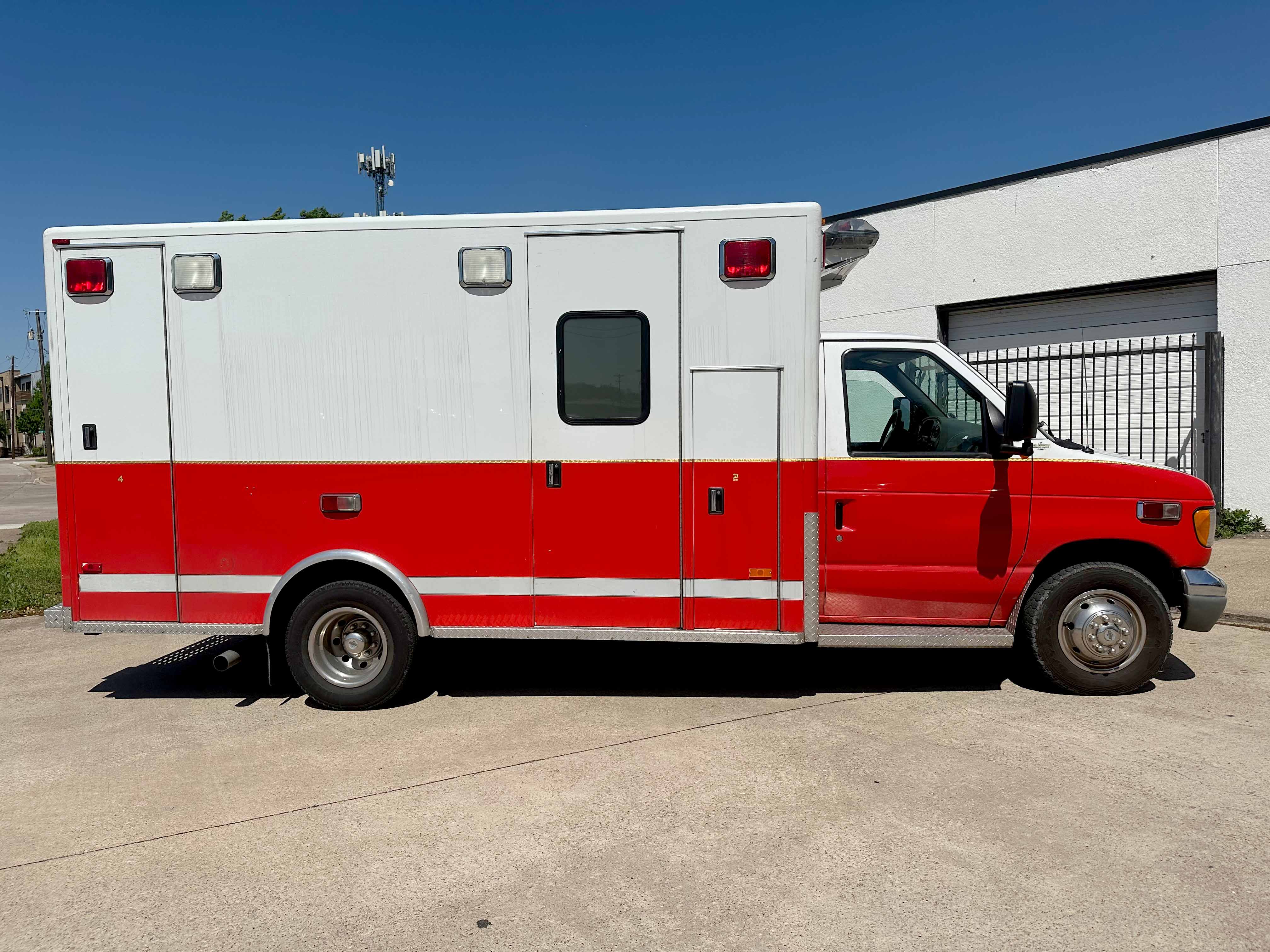 2001 PL Custom Ford E-450 Ambulance | Used Truck Details