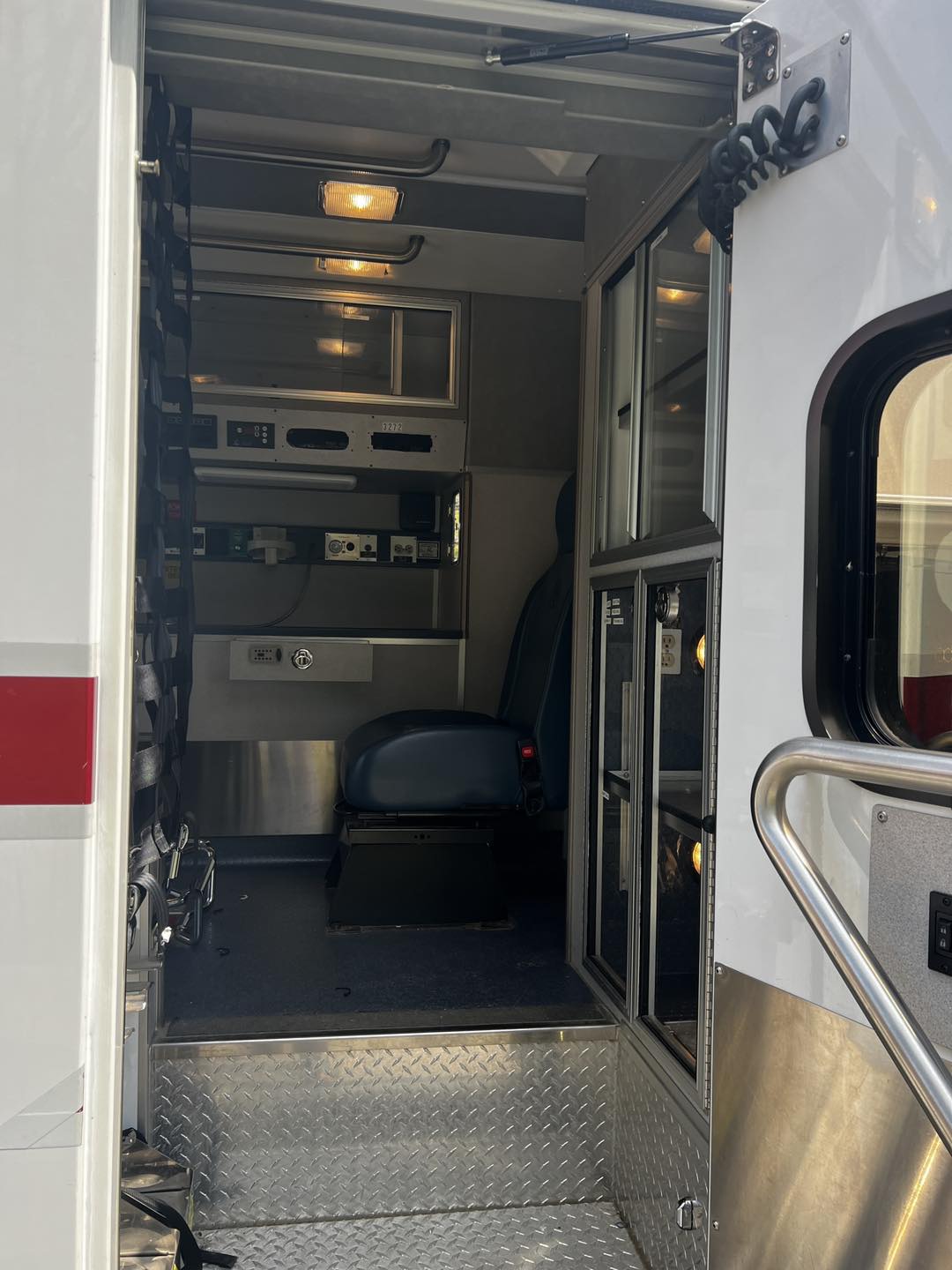 2009 Road Rescue Ford F-450 4x4 Ambulance | Used Truck Details