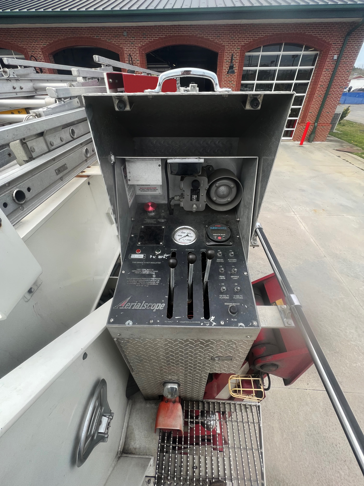 1998 Baker Spartan 95' Aerialscope | Used Truck Details