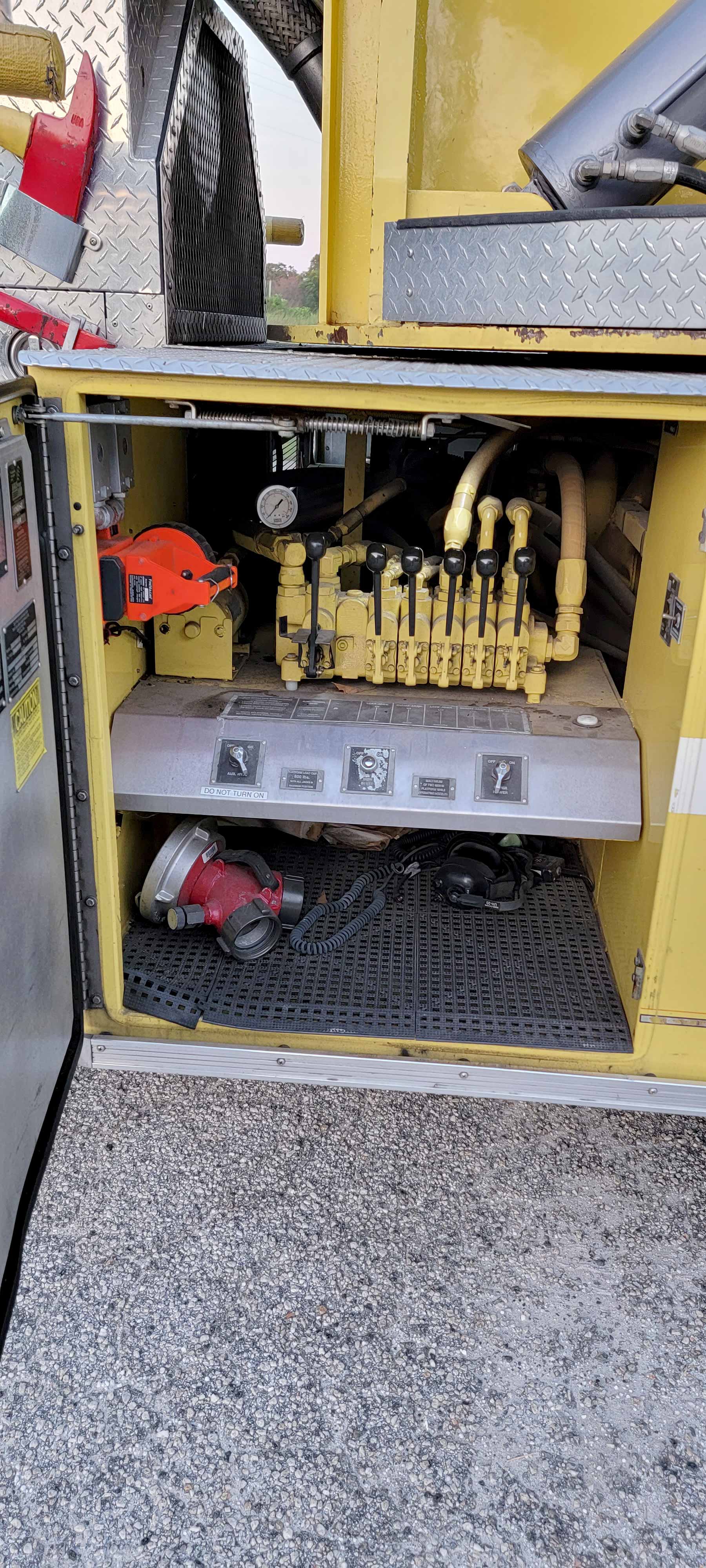 1988 Sutphen Mid-Mount 100' Platform | Firetrucks Unlimited