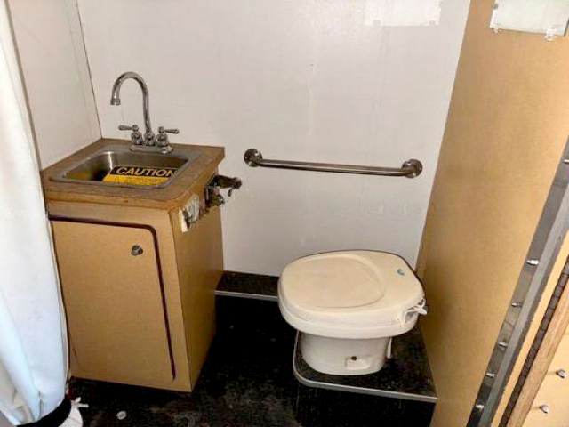 2003 Ford WFG 38S Mobile Command Center | Used Truck Details