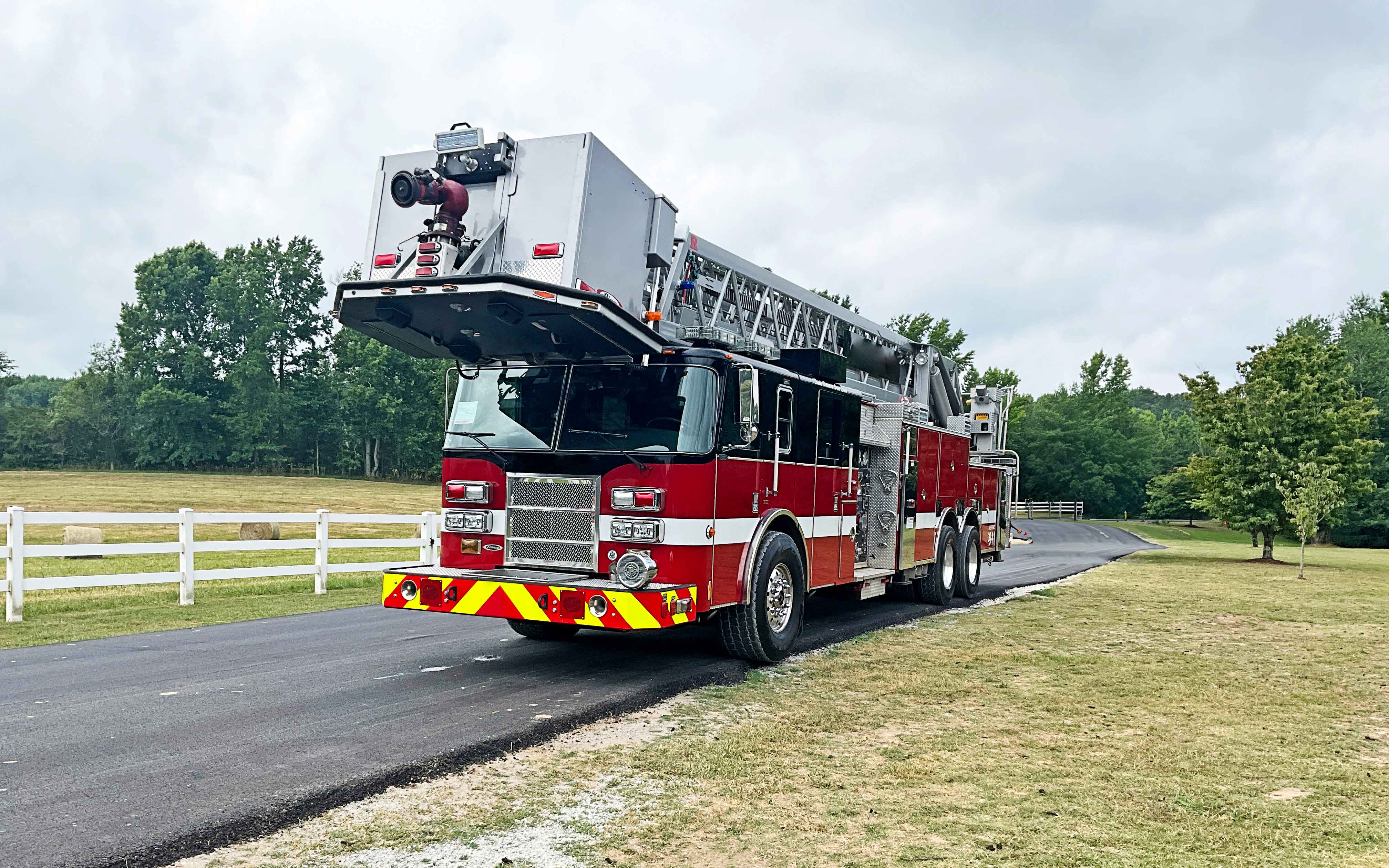 2006 Pierce Lance 100' Platform | Used Truck Details