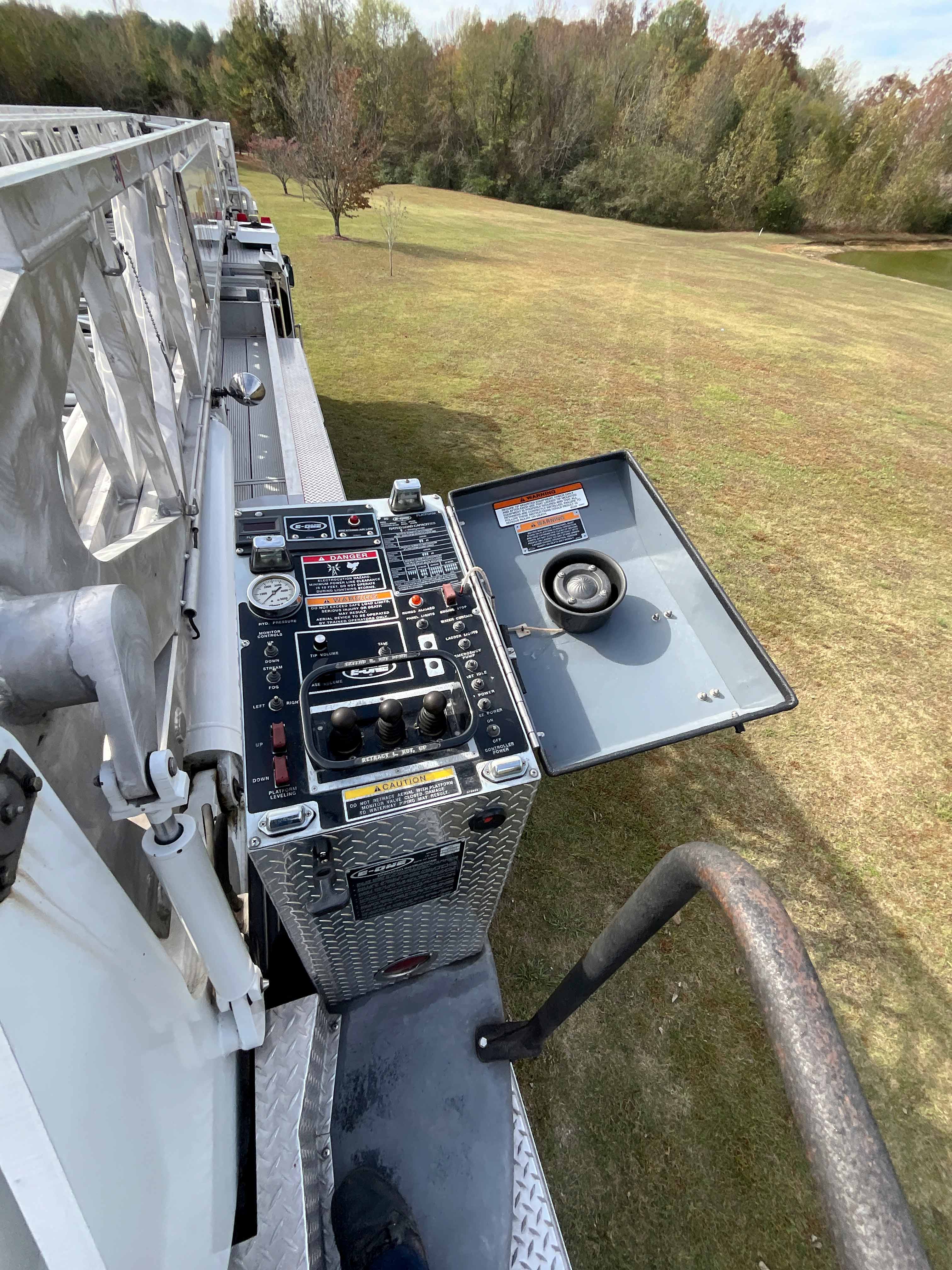 2001 E-One 95' Platform | Firetrucks Unlimited