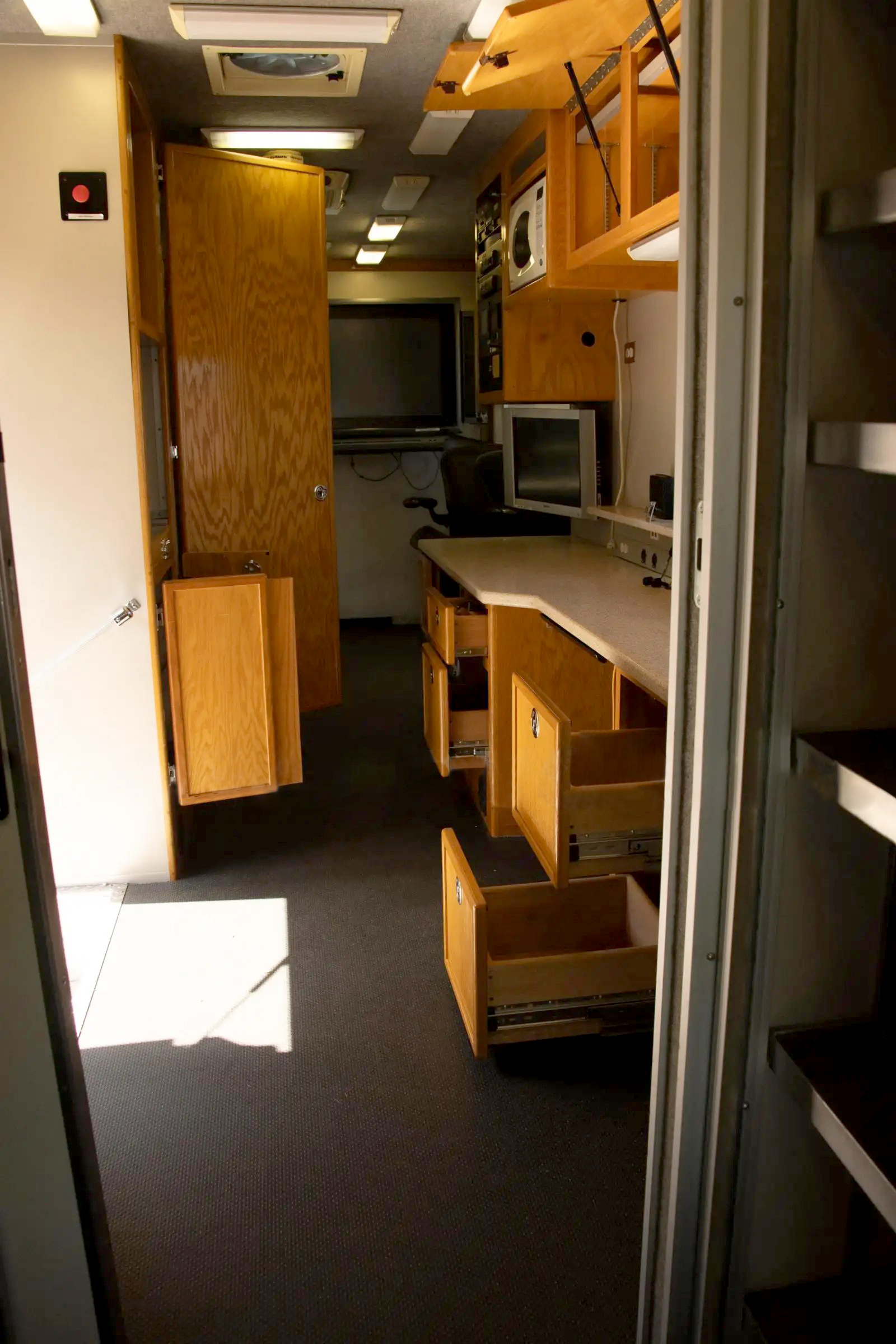 2005 Pierce Enforcer Walk-In Command Unit | Used Truck Details