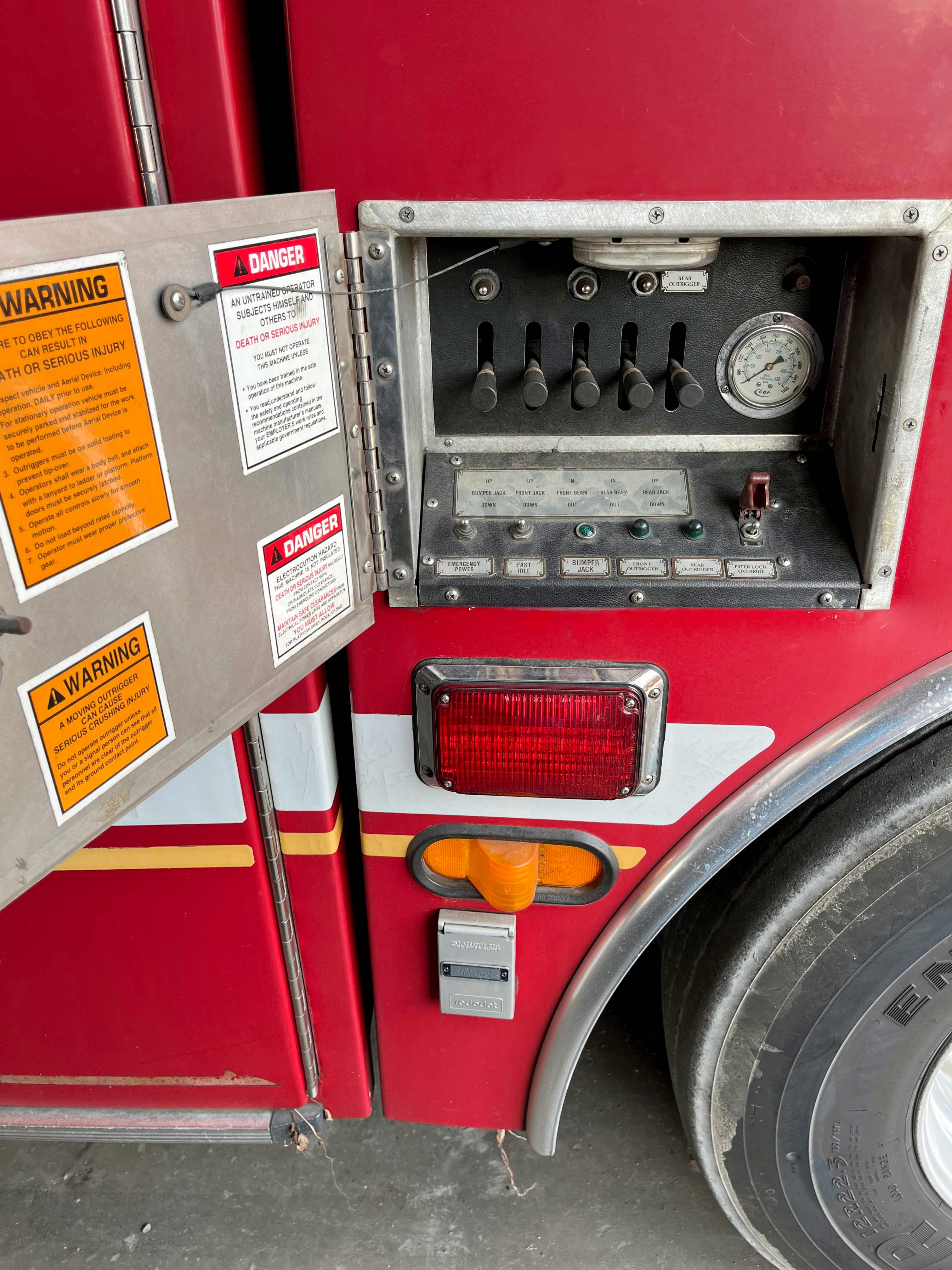 1998 Spartan 95' Mid-Mount Platform | Firetrucks Unlimited