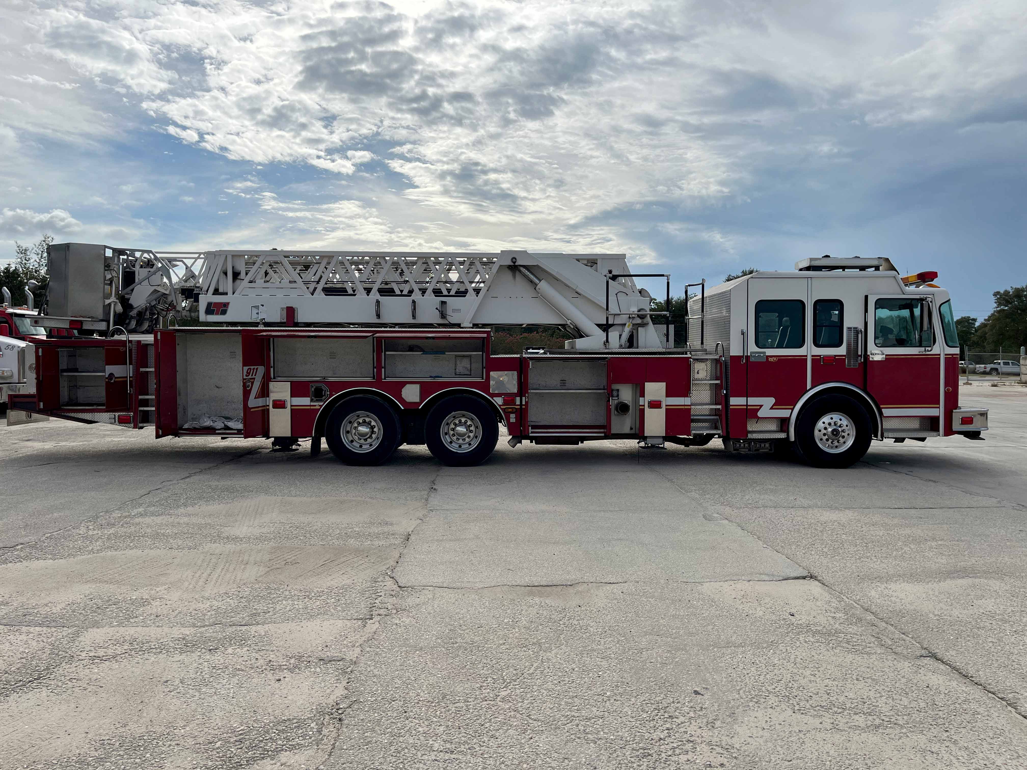 1998 Spartan 95' Mid-Mount Platform | Used Truck Details