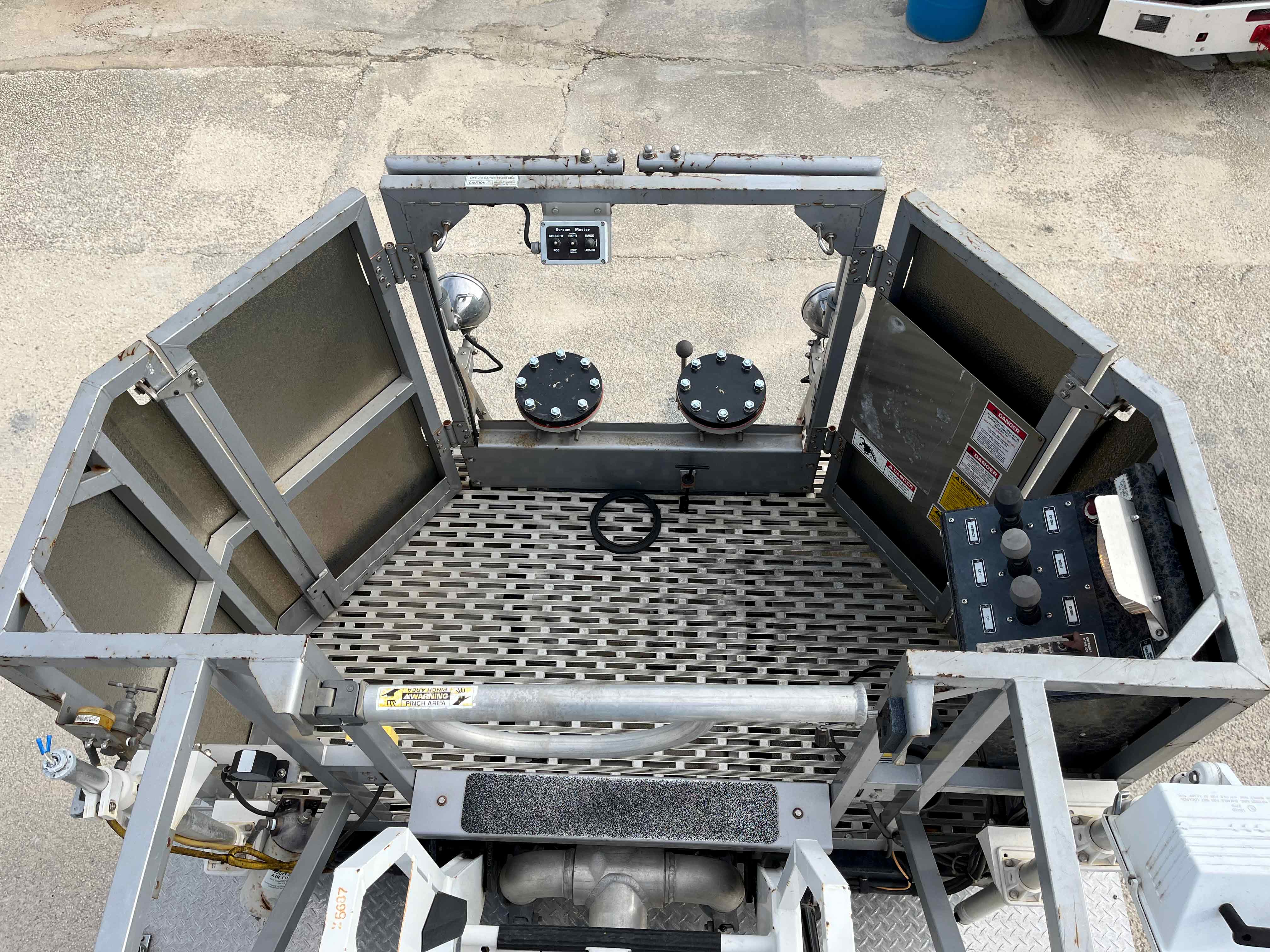 1998 Spartan 95' Mid-Mount Platform | Used Truck Details