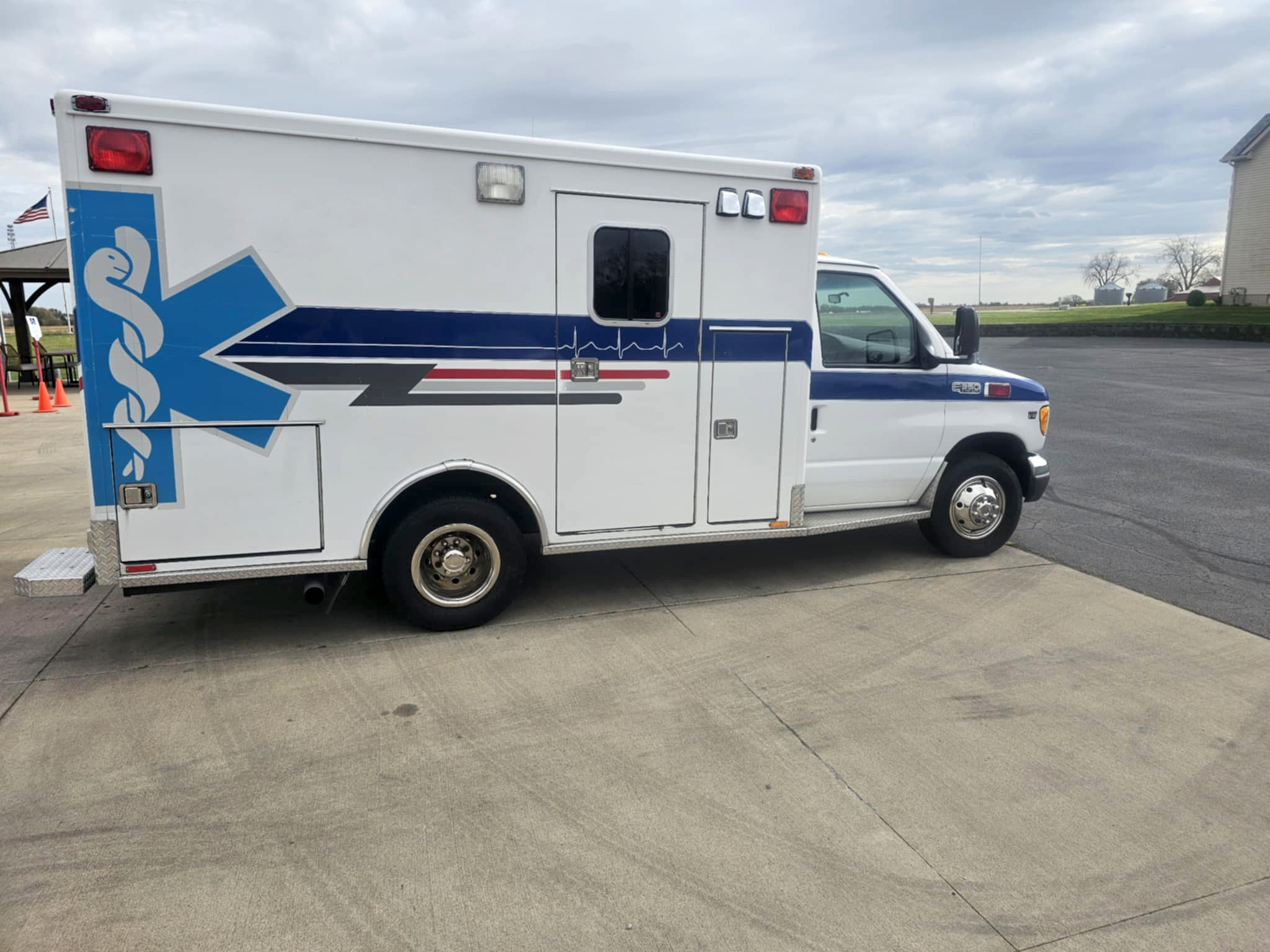 1999 Marque Ford E-350 Ambulance | Used Truck Details