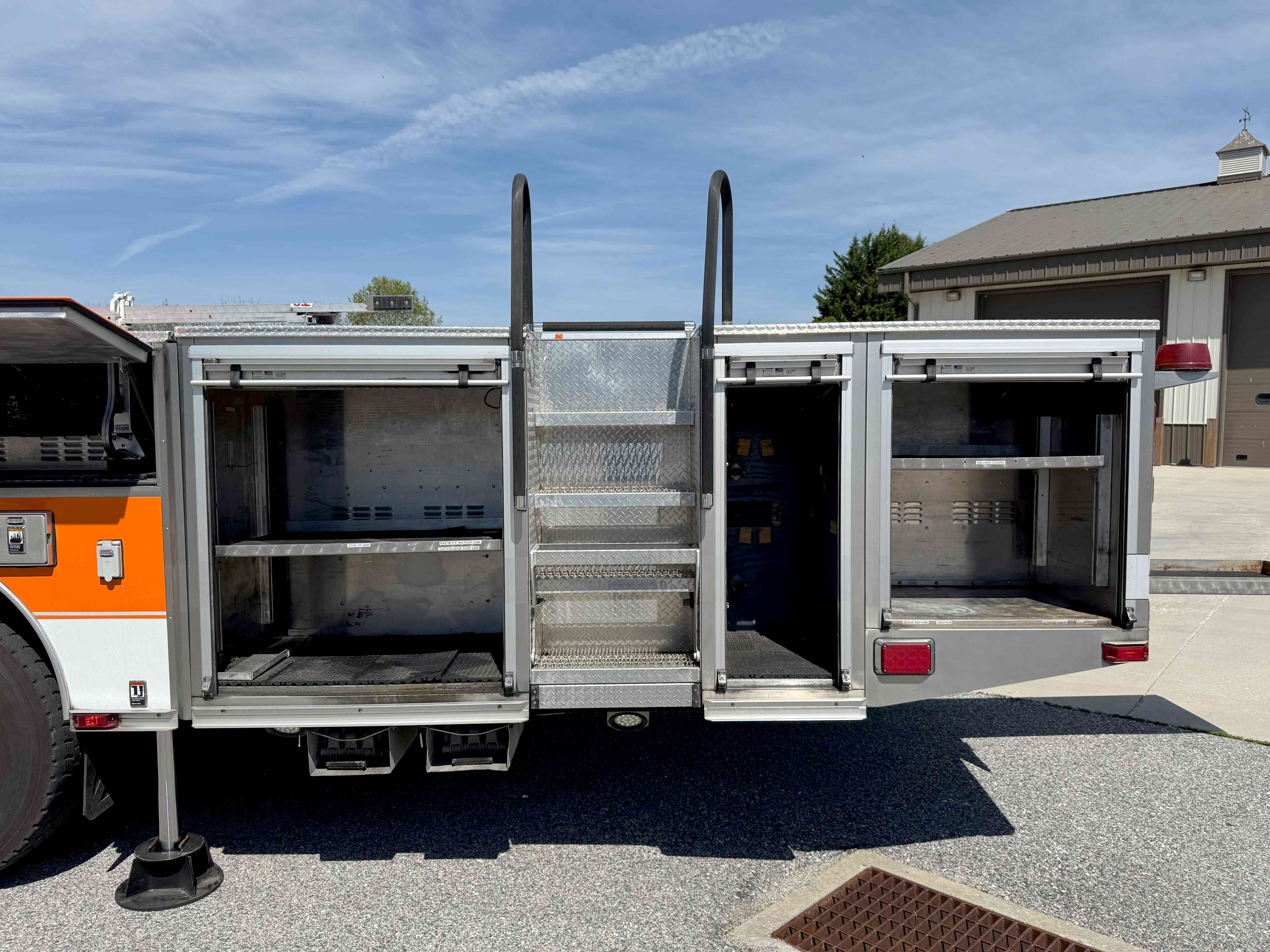 2005 Sutphen Mid-Mount 100' Platform | Firetrucks Unlimited