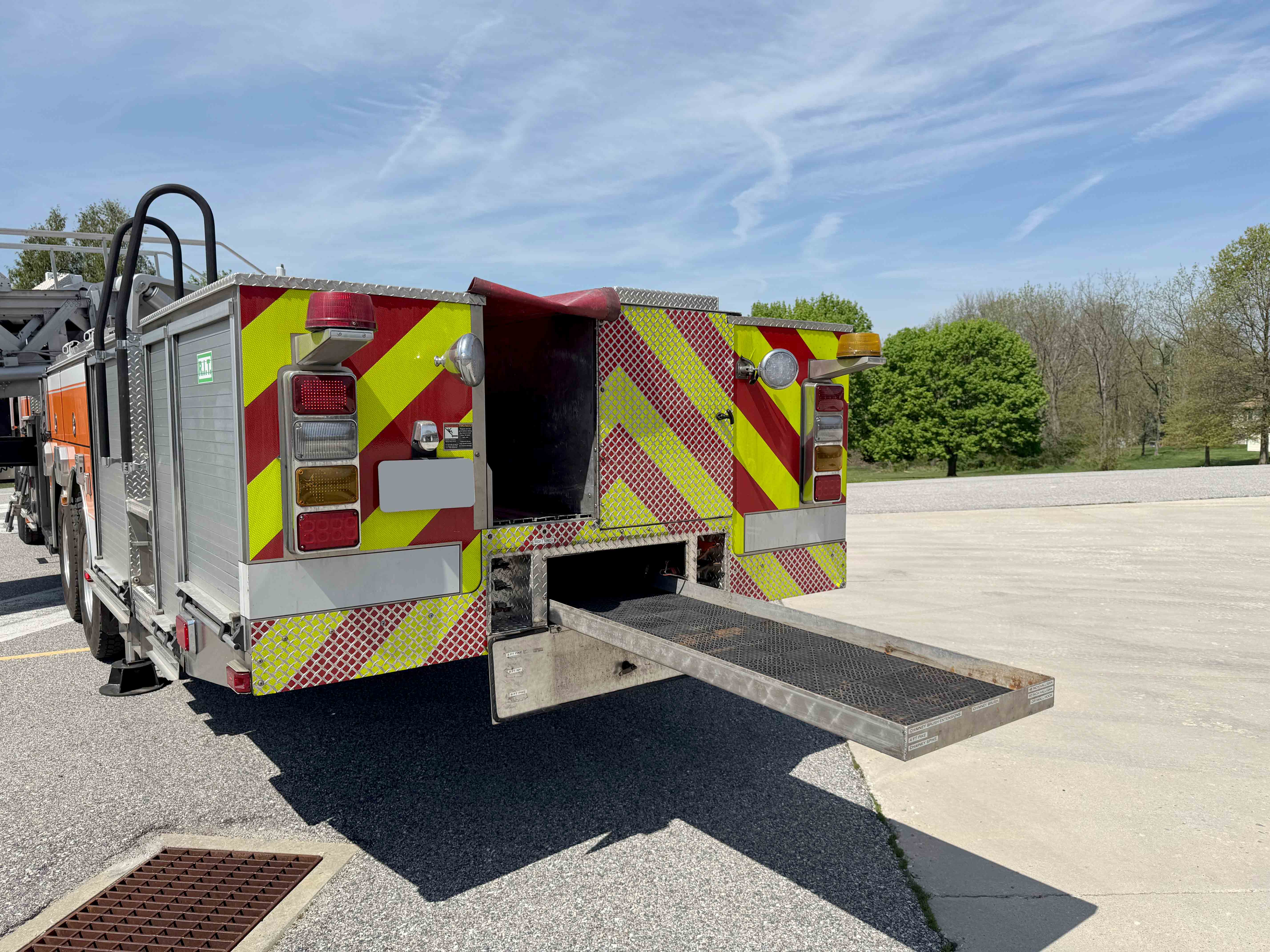 2005 Sutphen Mid-Mount 100' Platform | Firetrucks Unlimited