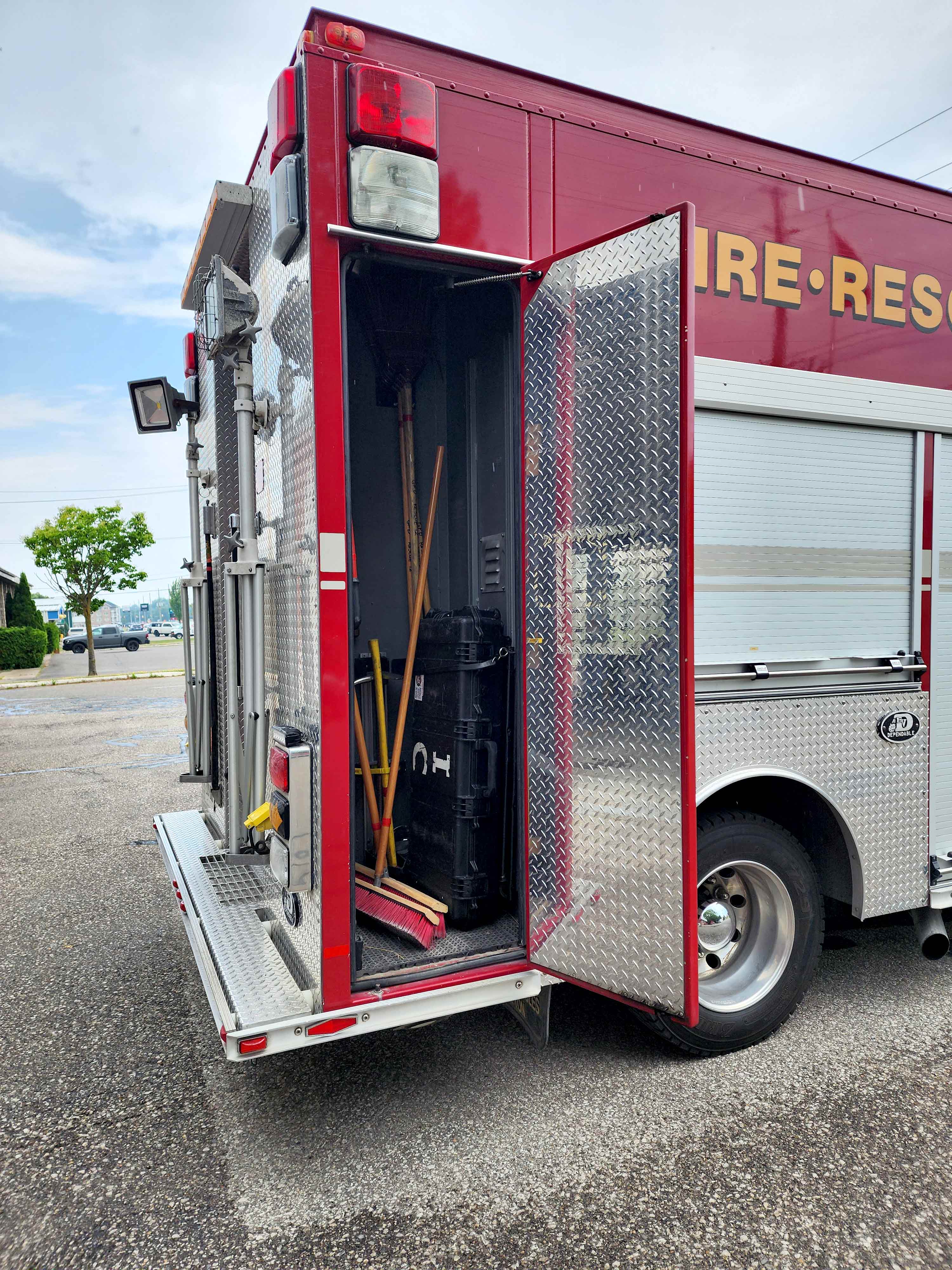 2004 Dependable International Commercial Walk-In Rescue | Firetrucks ...