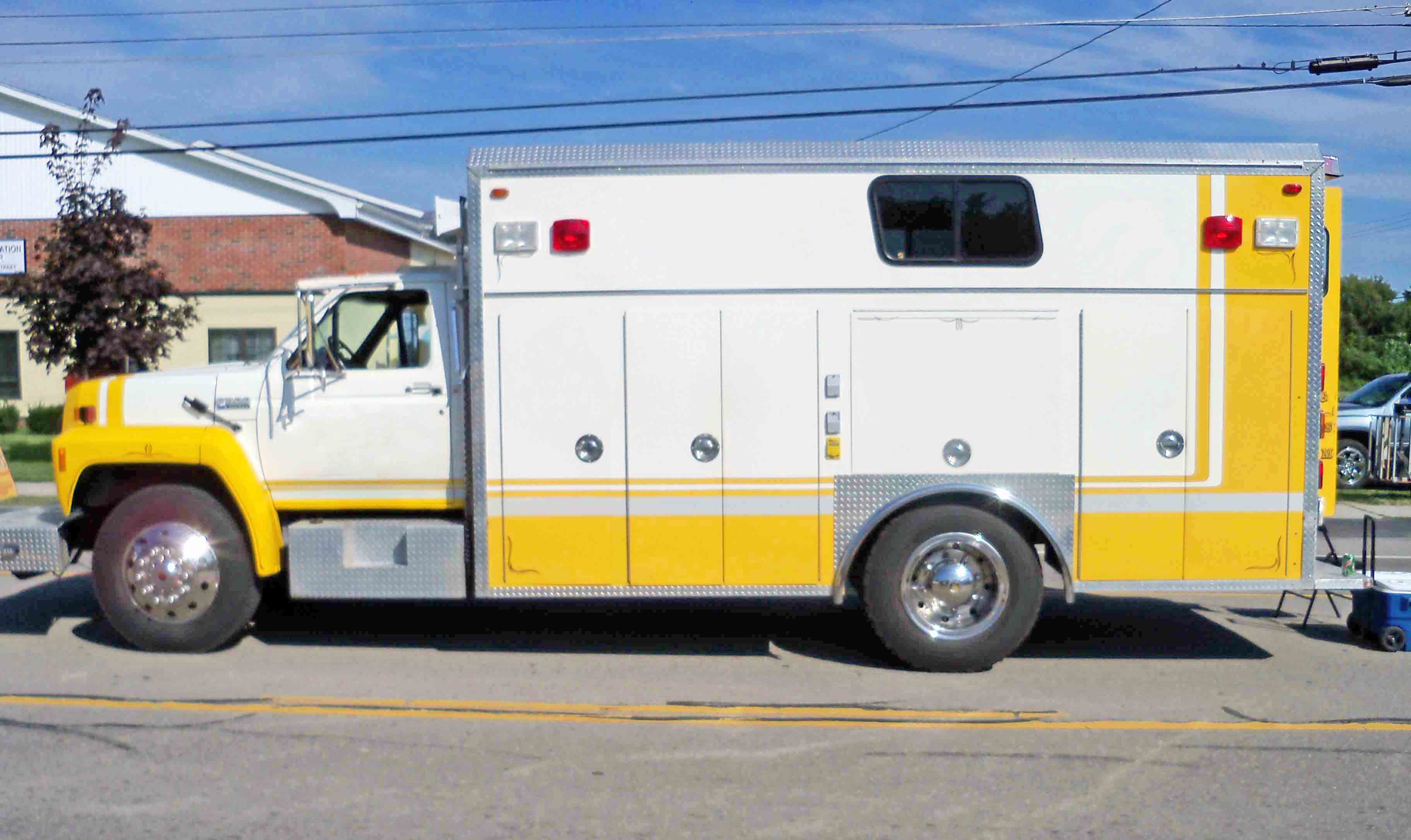 1990 Ford F-800 Walk-In Rescue | Used Truck Details