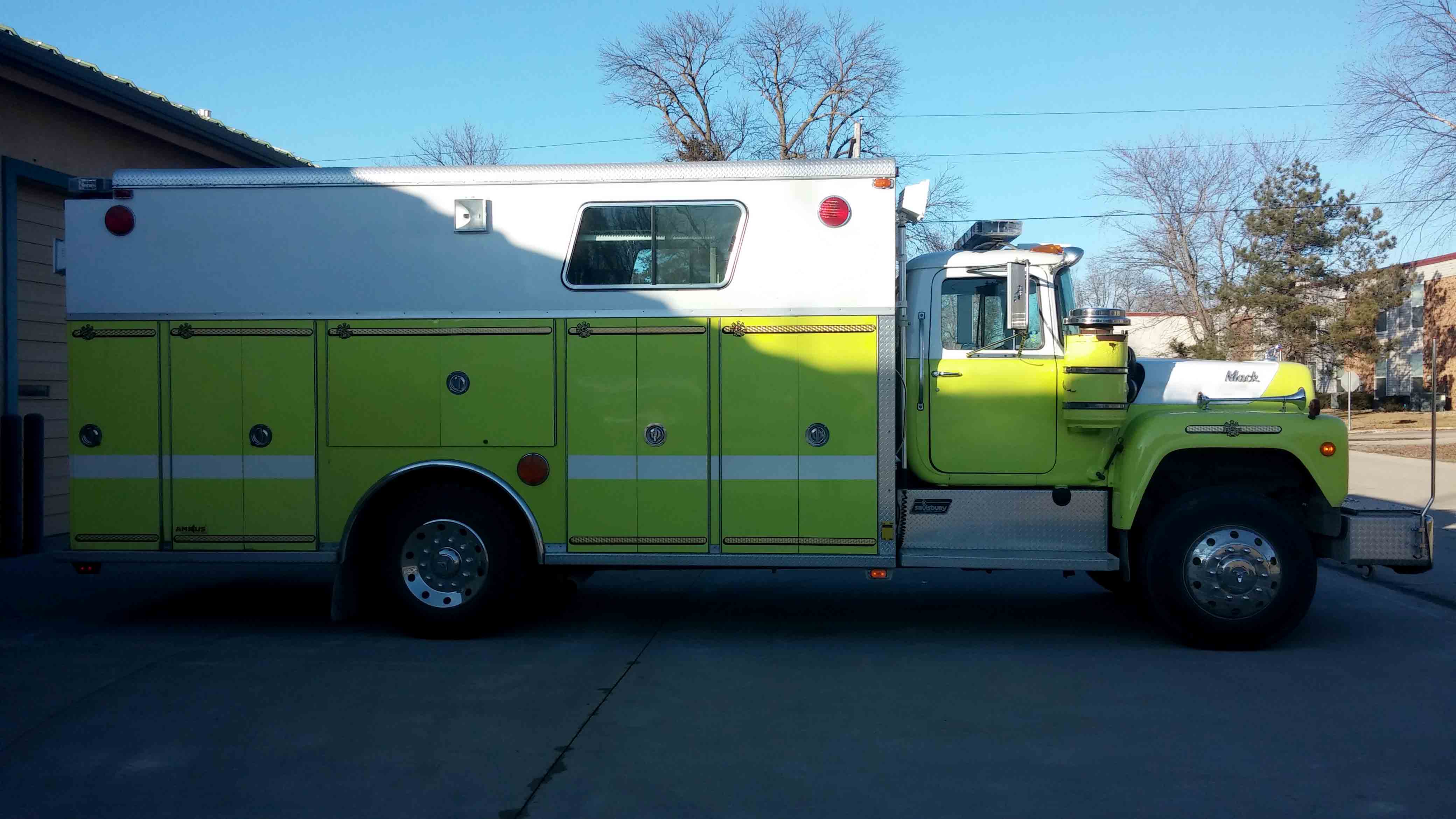 1989 Saulsbury Mack Walk-In Rescue | Used Truck Details