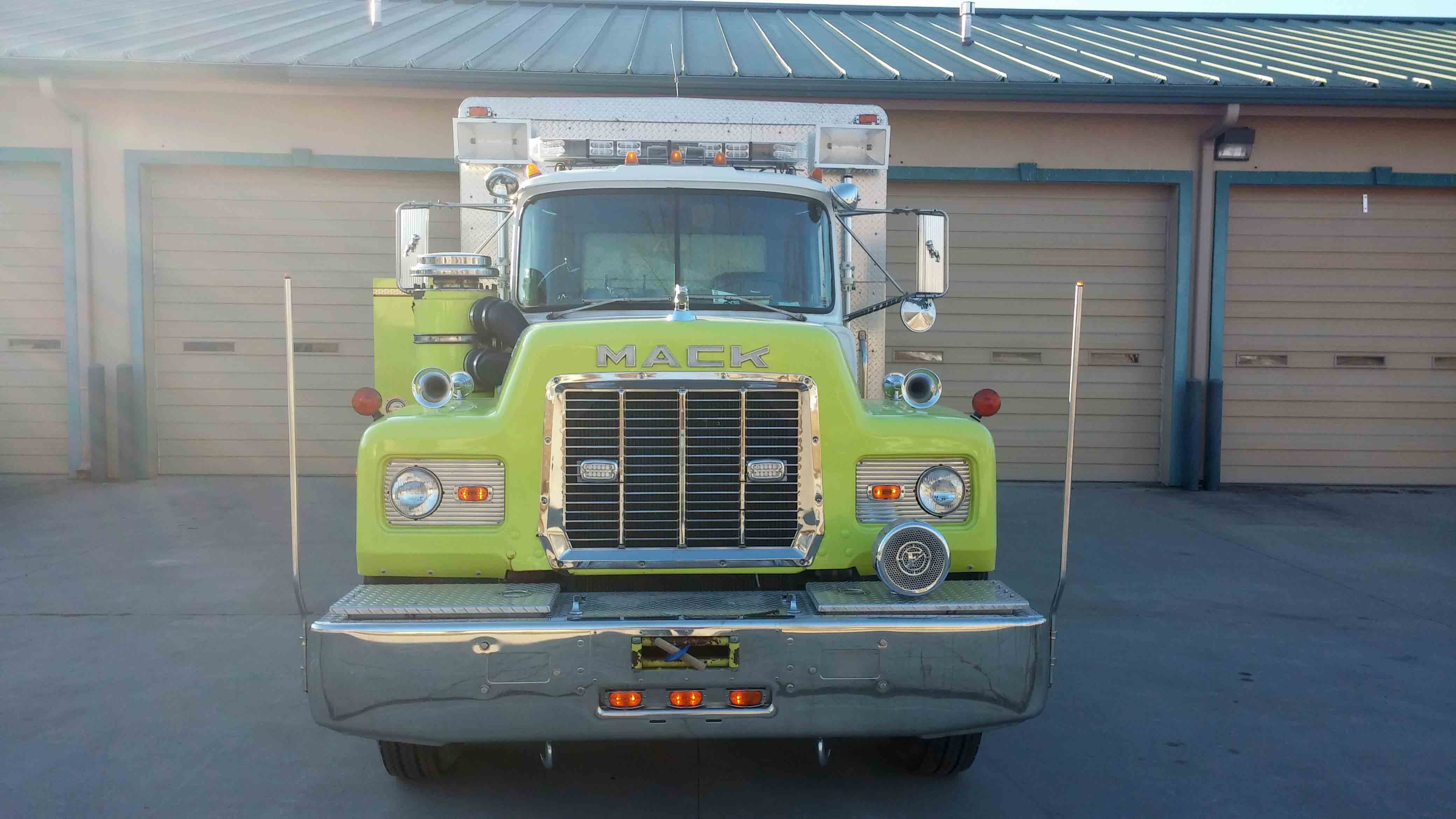 1989 Saulsbury Mack Walk-In Rescue | Used Truck Details
