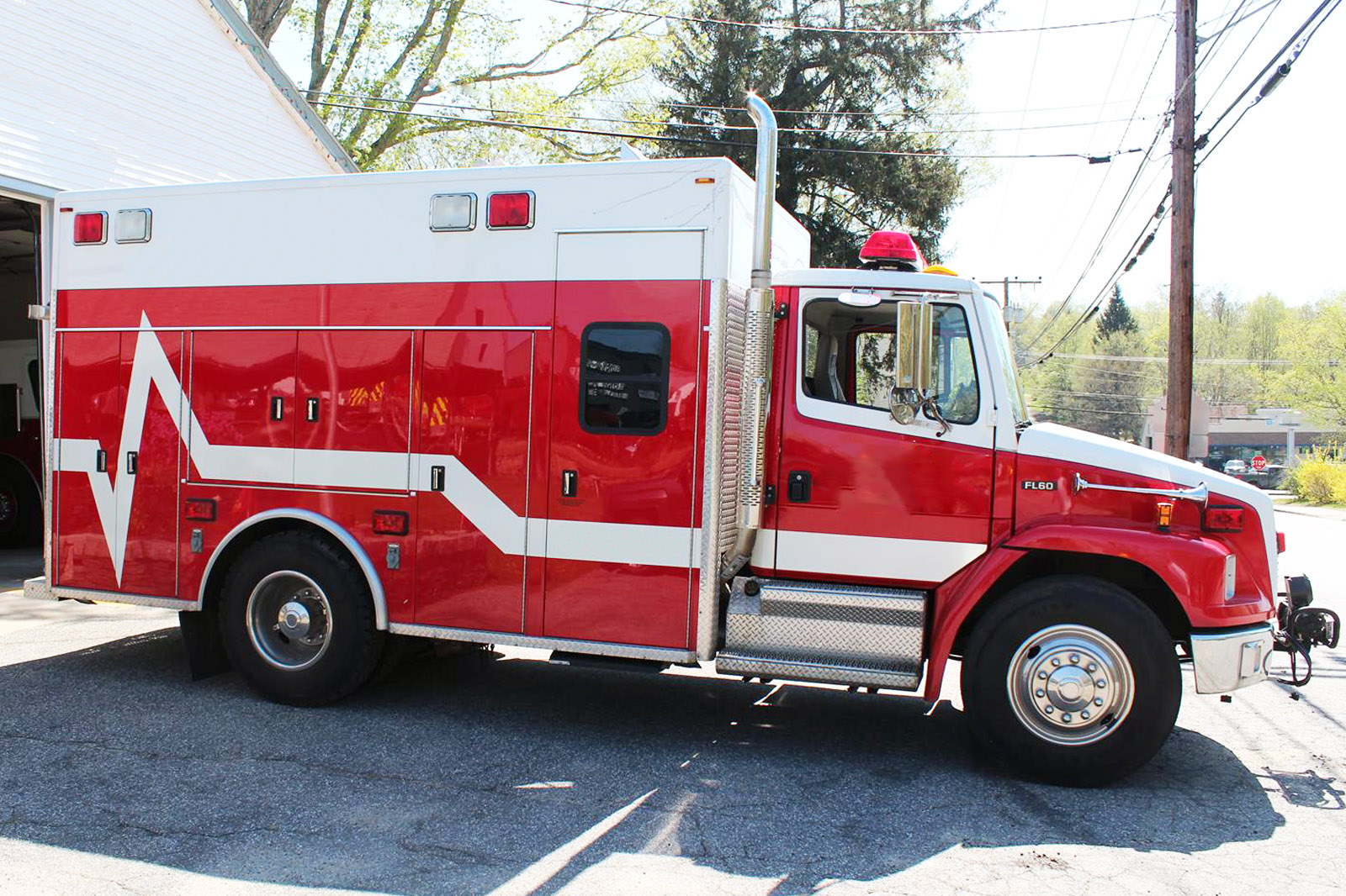 2001 PL Custom Freightliner Walk-In Rescue | Used Truck Details
