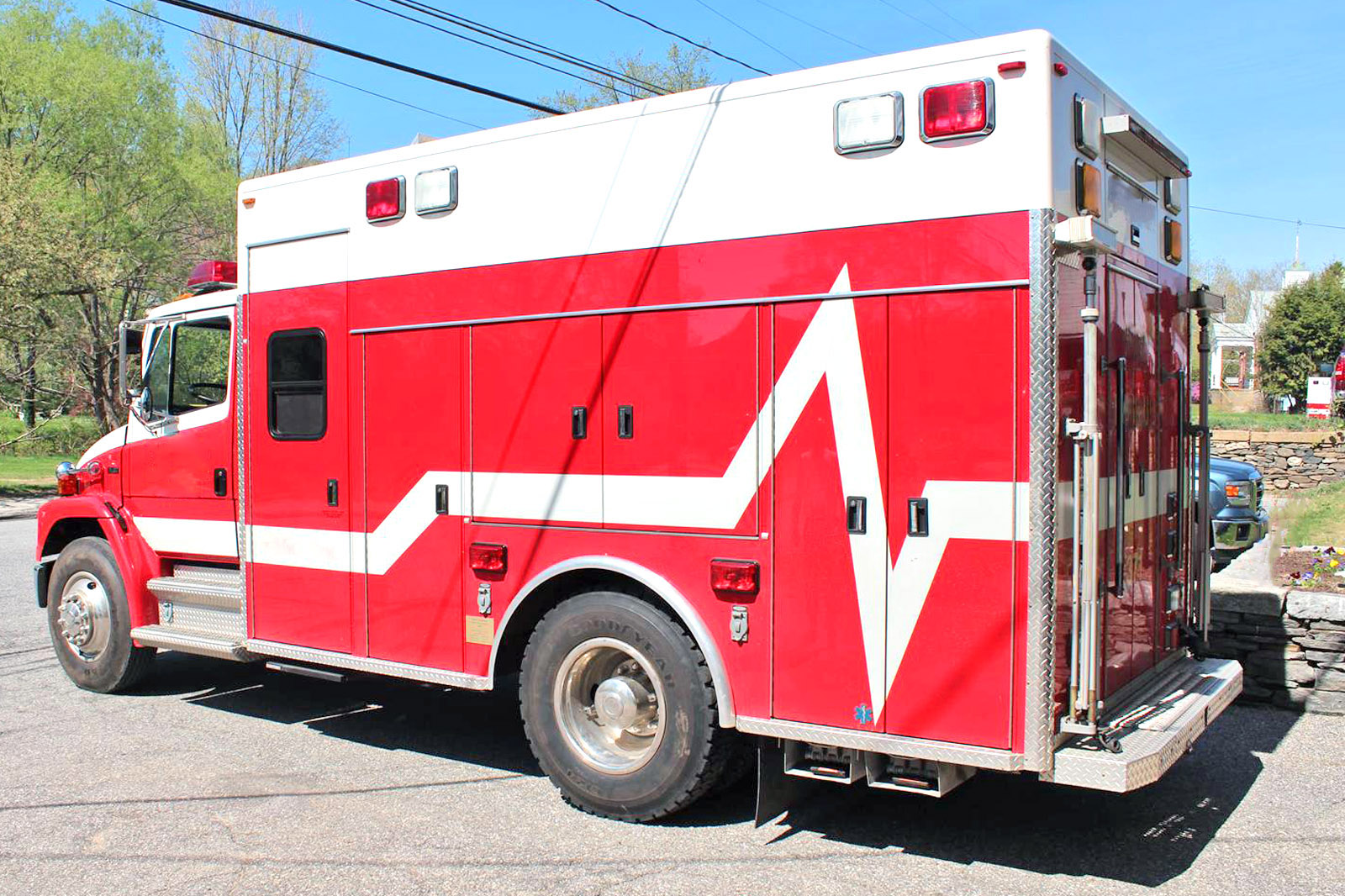 2001 PL Custom Freightliner Walk-In Rescue | Used Truck Details