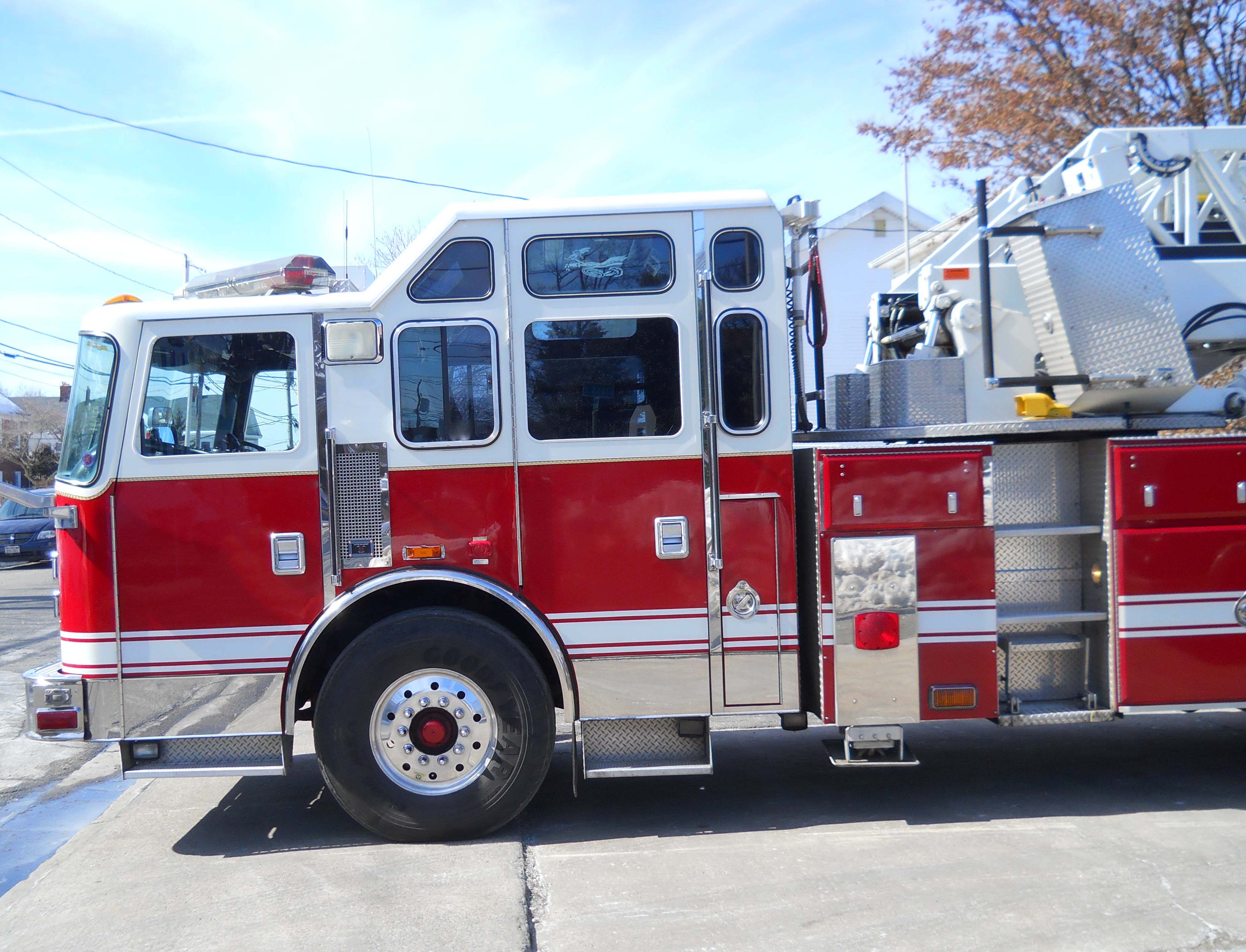 2003 KME 95' Mid Mount Platform | Used Truck Details