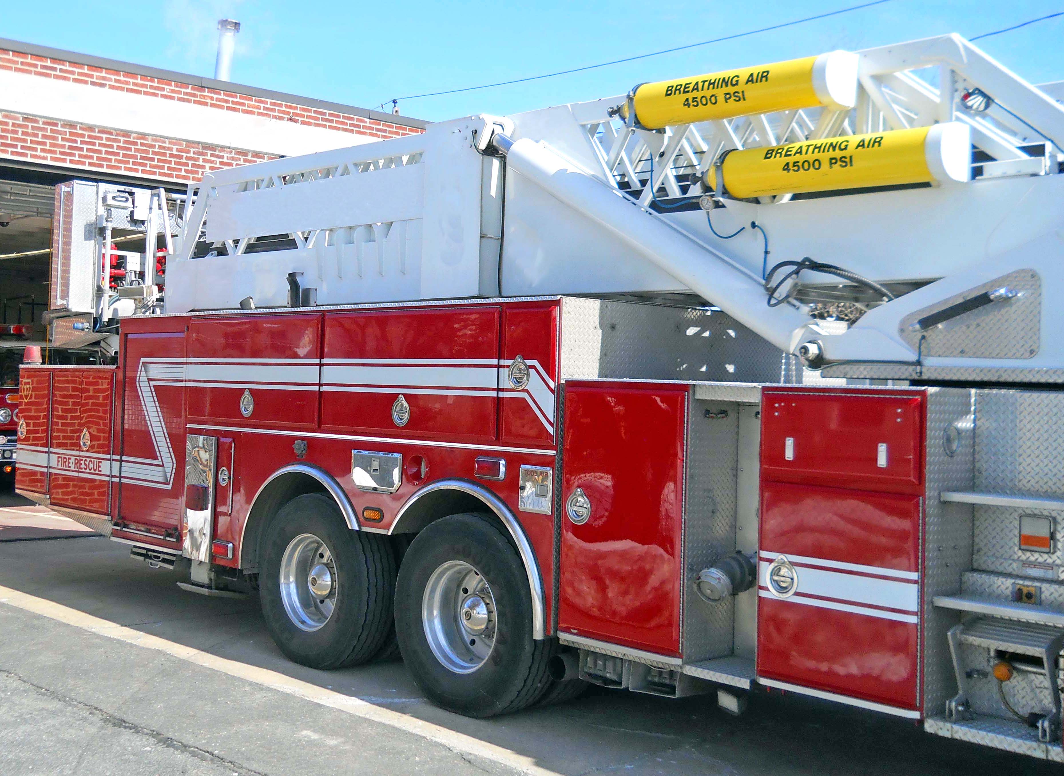 2003 KME 95' Mid Mount Platform | Used Truck Details