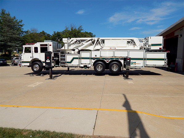 2004 Pierce Mid-Mount Platform | Used Truck Details