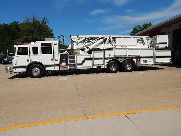 2004 Pierce Mid-Mount Platform | Used Truck Details