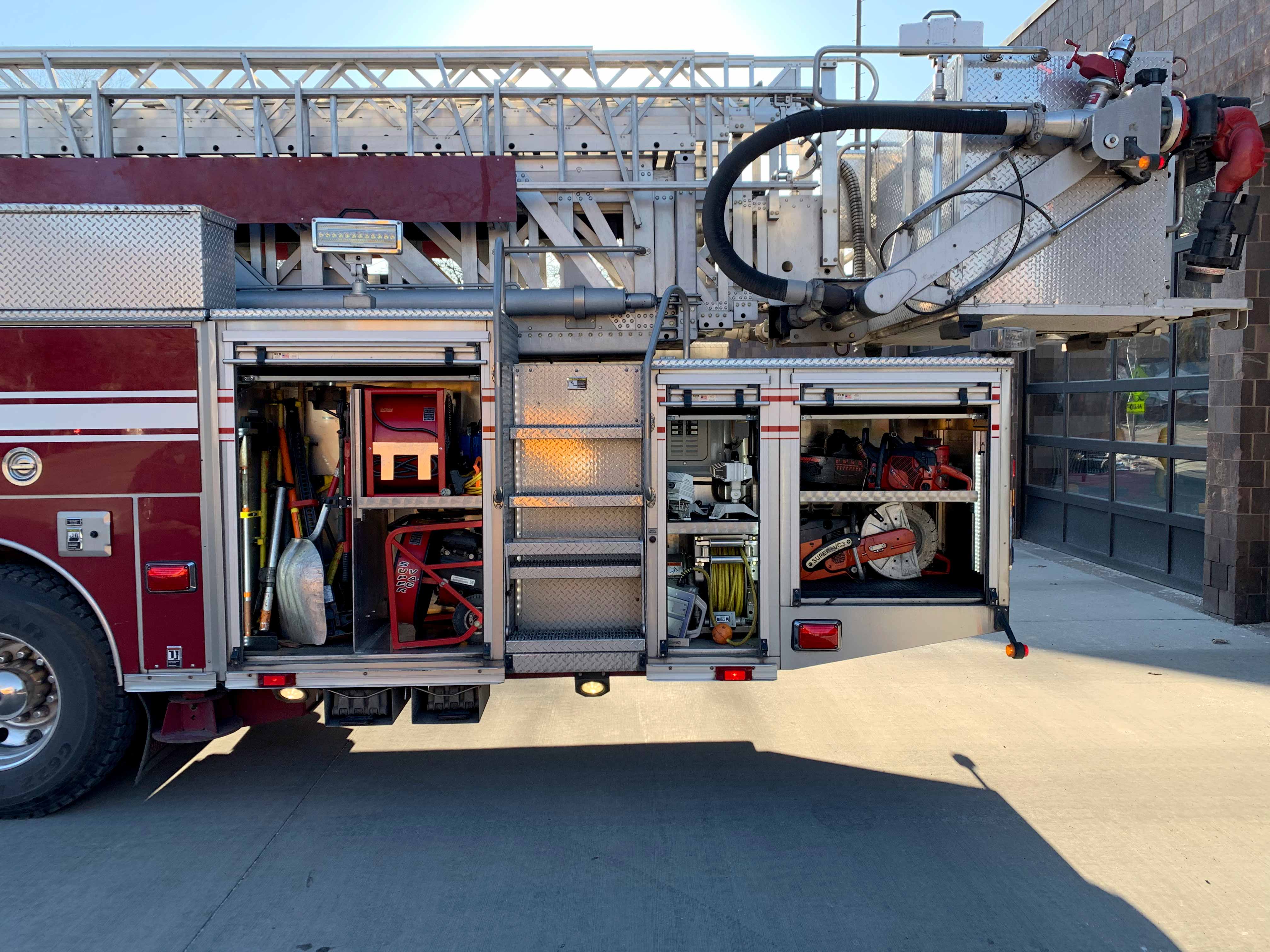 2015 Sutphen 100' Mid-Mount Platform | Used Truck Details