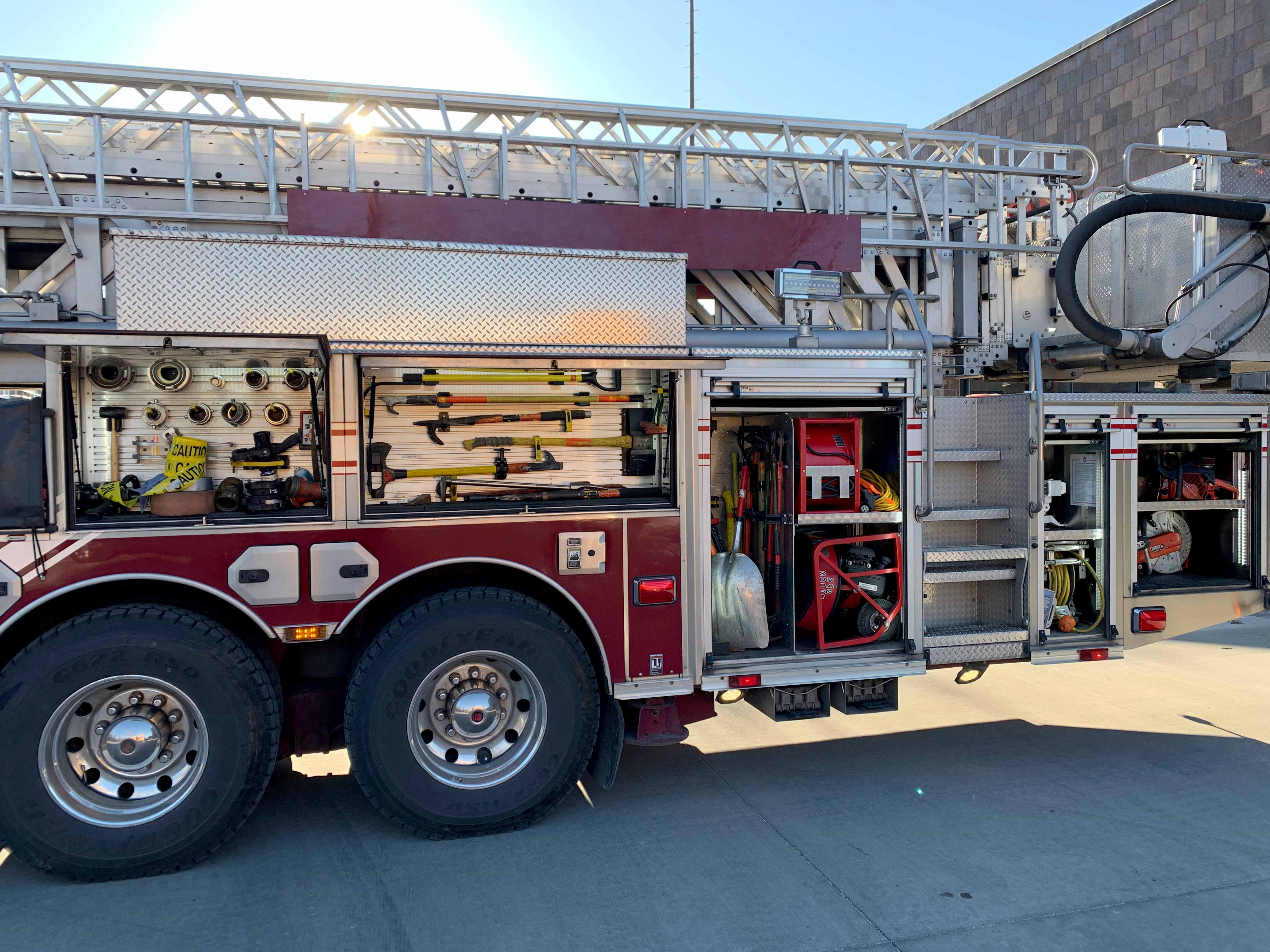 2015 Sutphen 100' Mid-Mount Platform | Used Truck Details