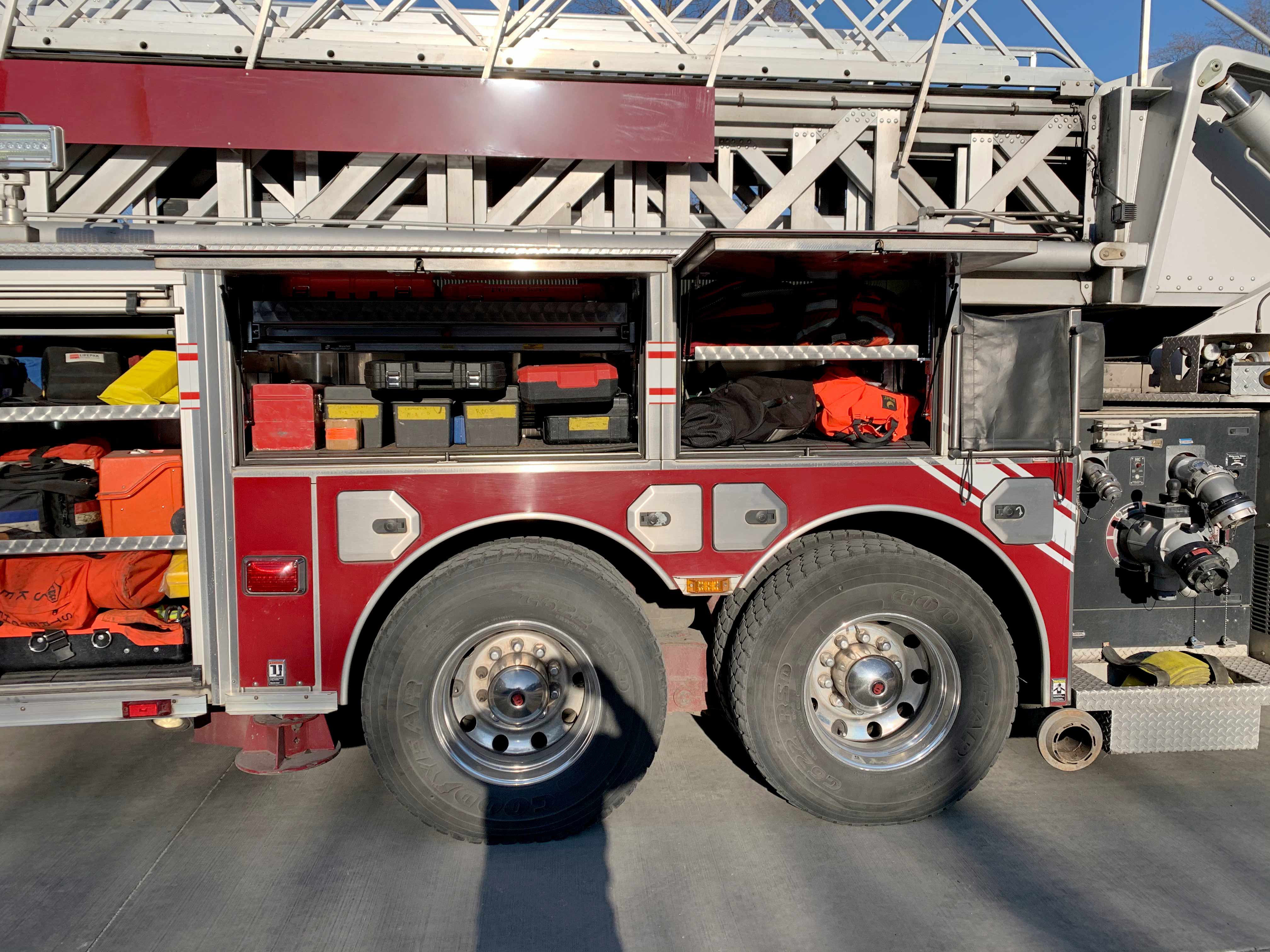 2015 Sutphen 100' Mid-Mount Platform | Used Truck Details