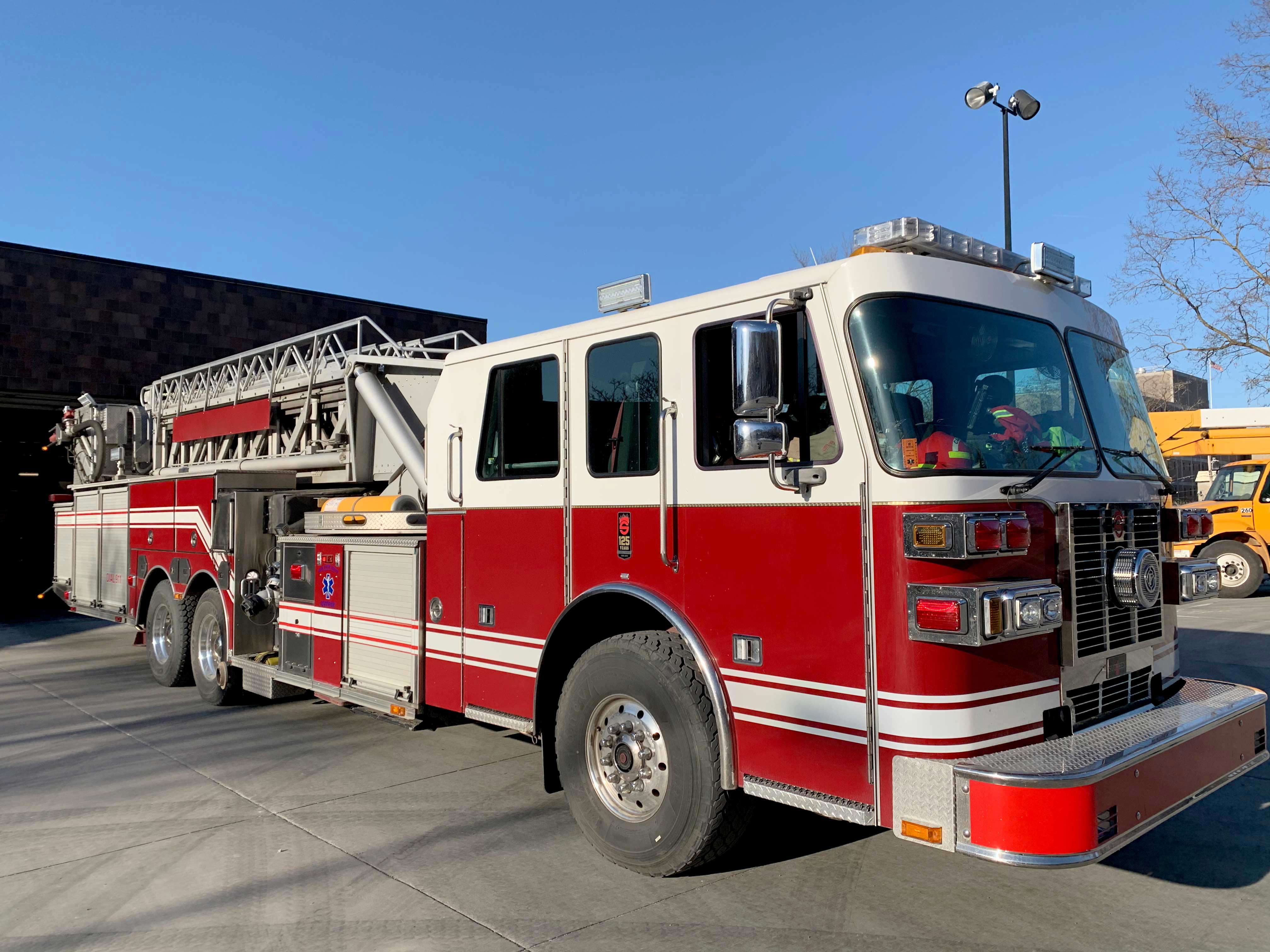 2015 Sutphen 100' Mid-Mount Platform | Used Truck Details