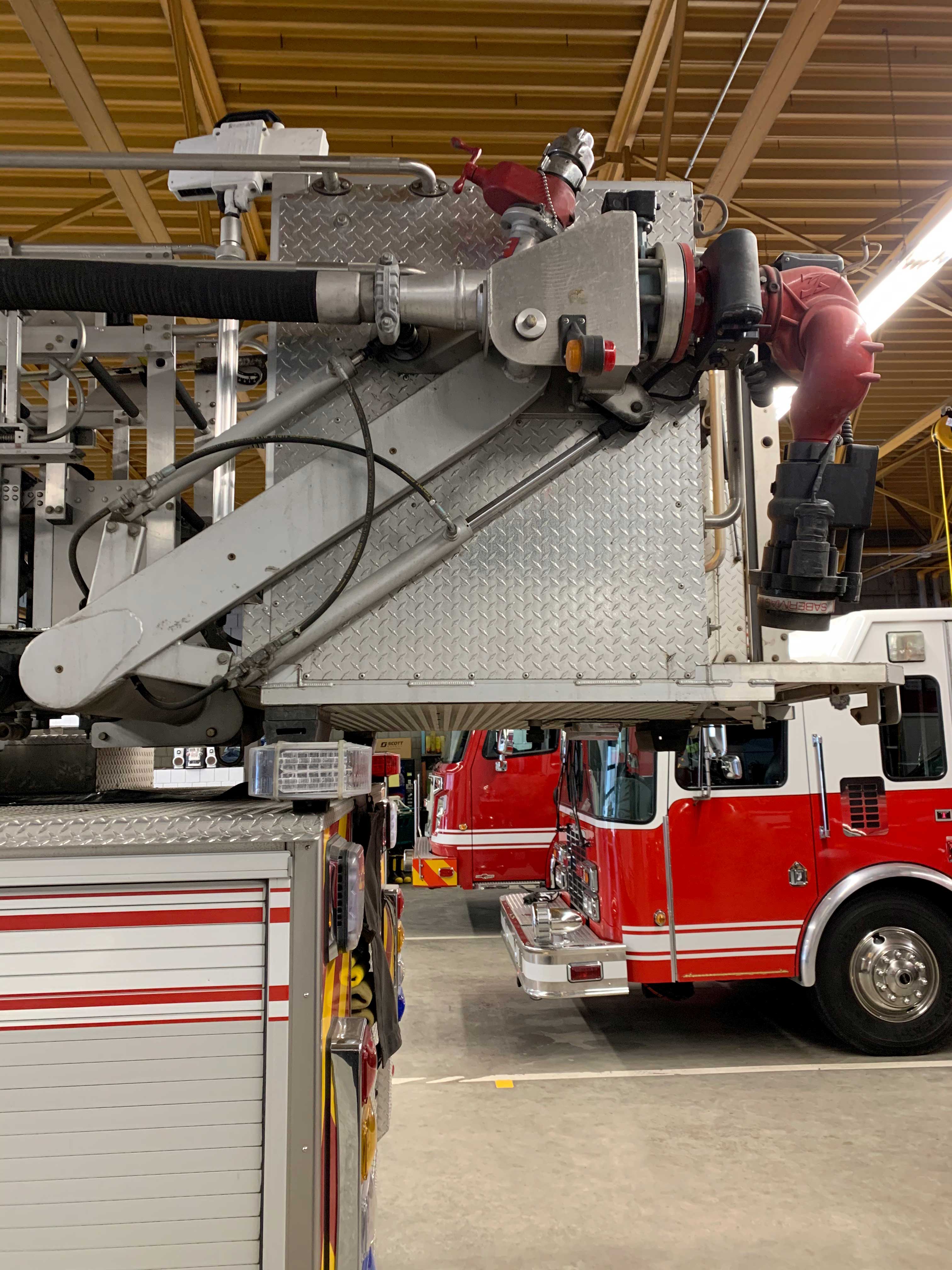 2015 Sutphen 100' Mid-Mount Platform | Used Truck Details