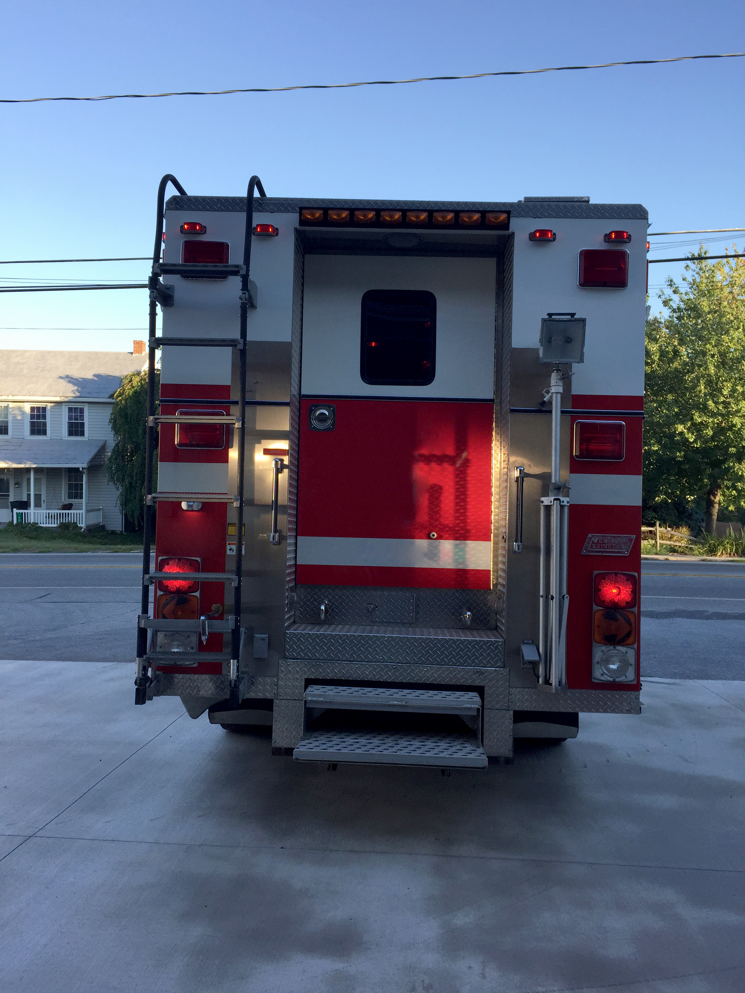 1997 New Lexington Peterbilt Walk-In Rescue | Used Truck Details