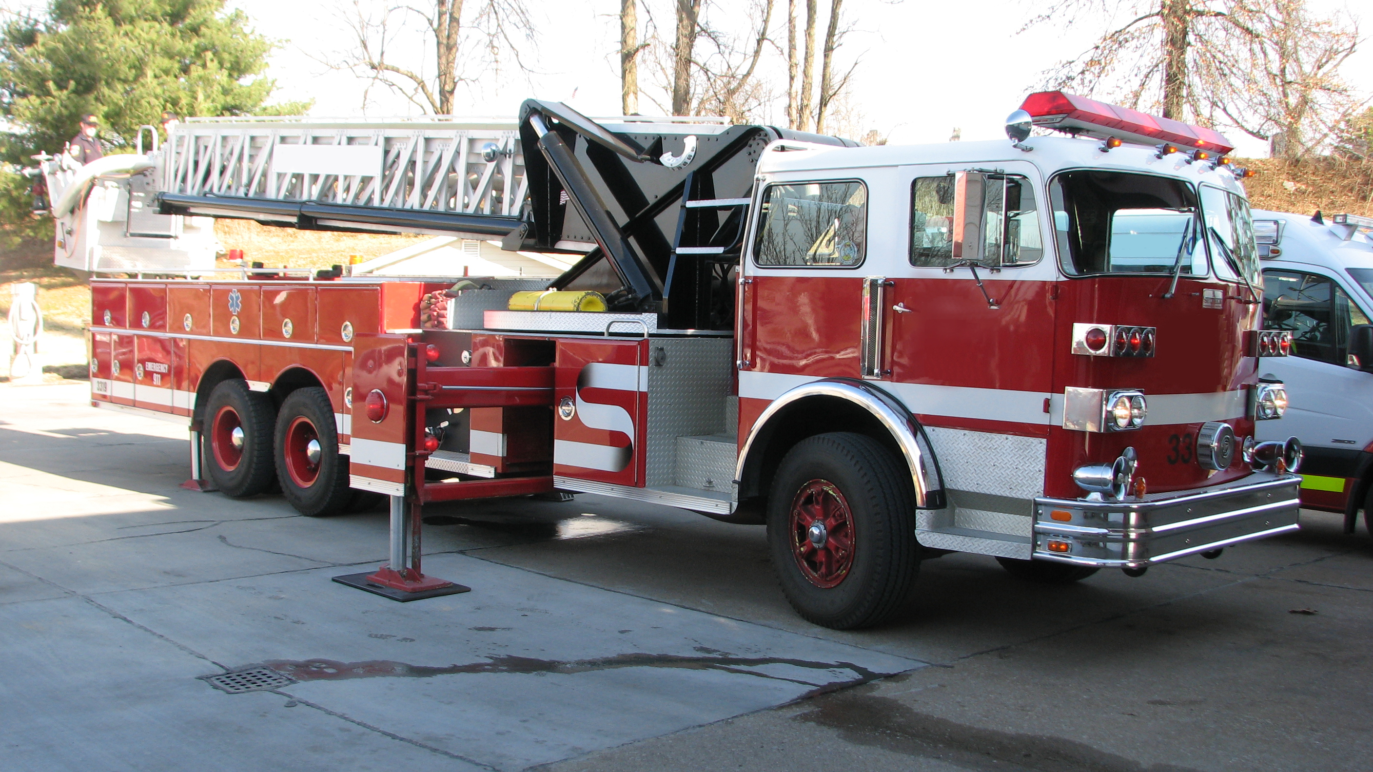 1977 Sutphen Mid-Mount Platform | Used Truck Details