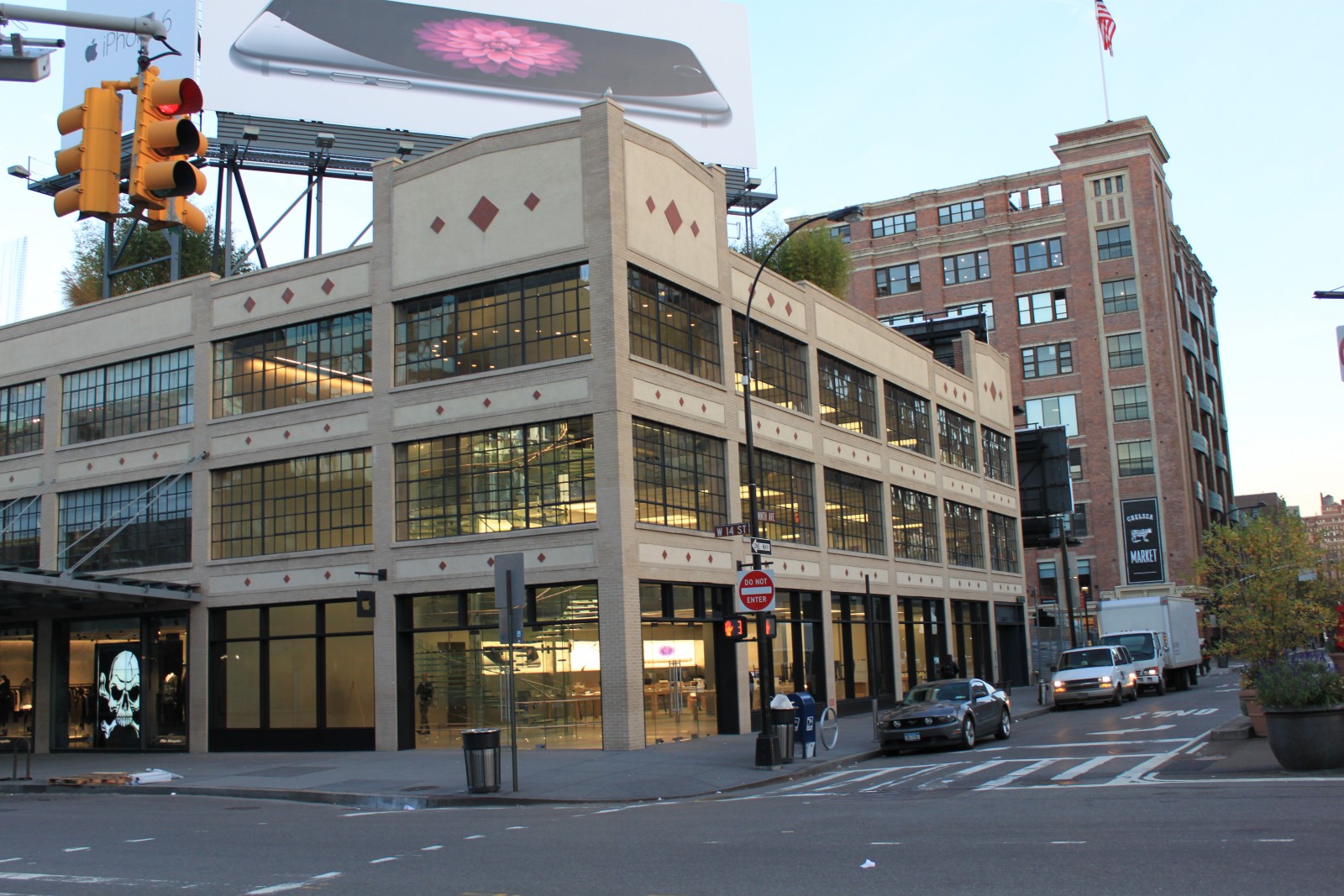 Apple Store 401 W 14th St New York, NY 10014 on 4URSPACE retail profile