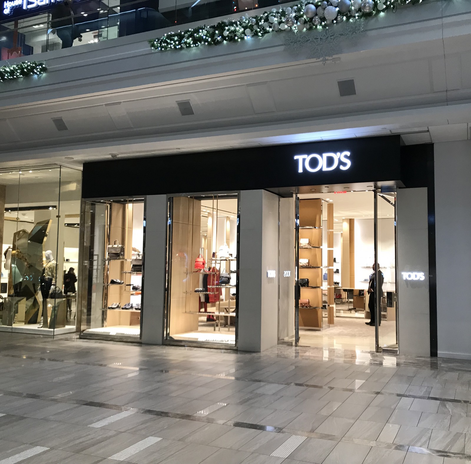 TOD'S 100 Huntington Ave Boston, MA 02116 on 4URSPACE retail profile