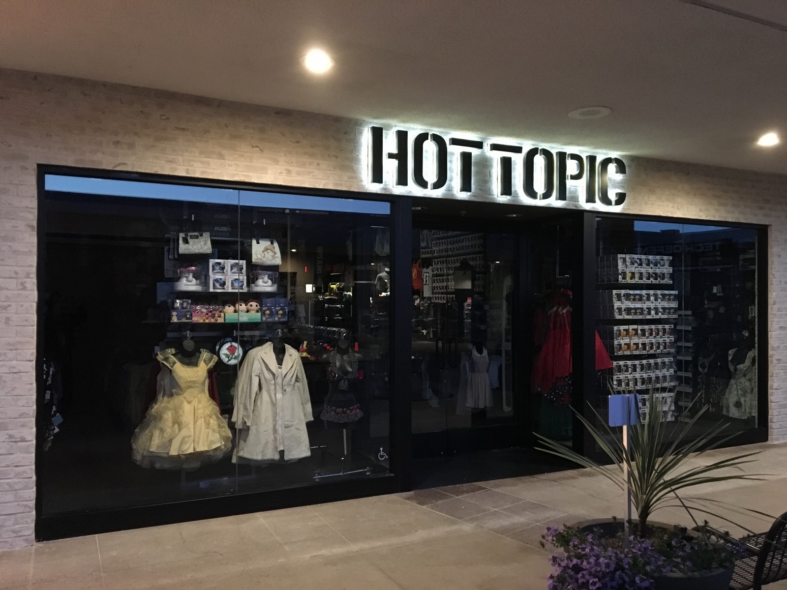 Hot Topic 1640 Camino Del Rio N San Diego, CA 92108 on 4URSPACE retail ...