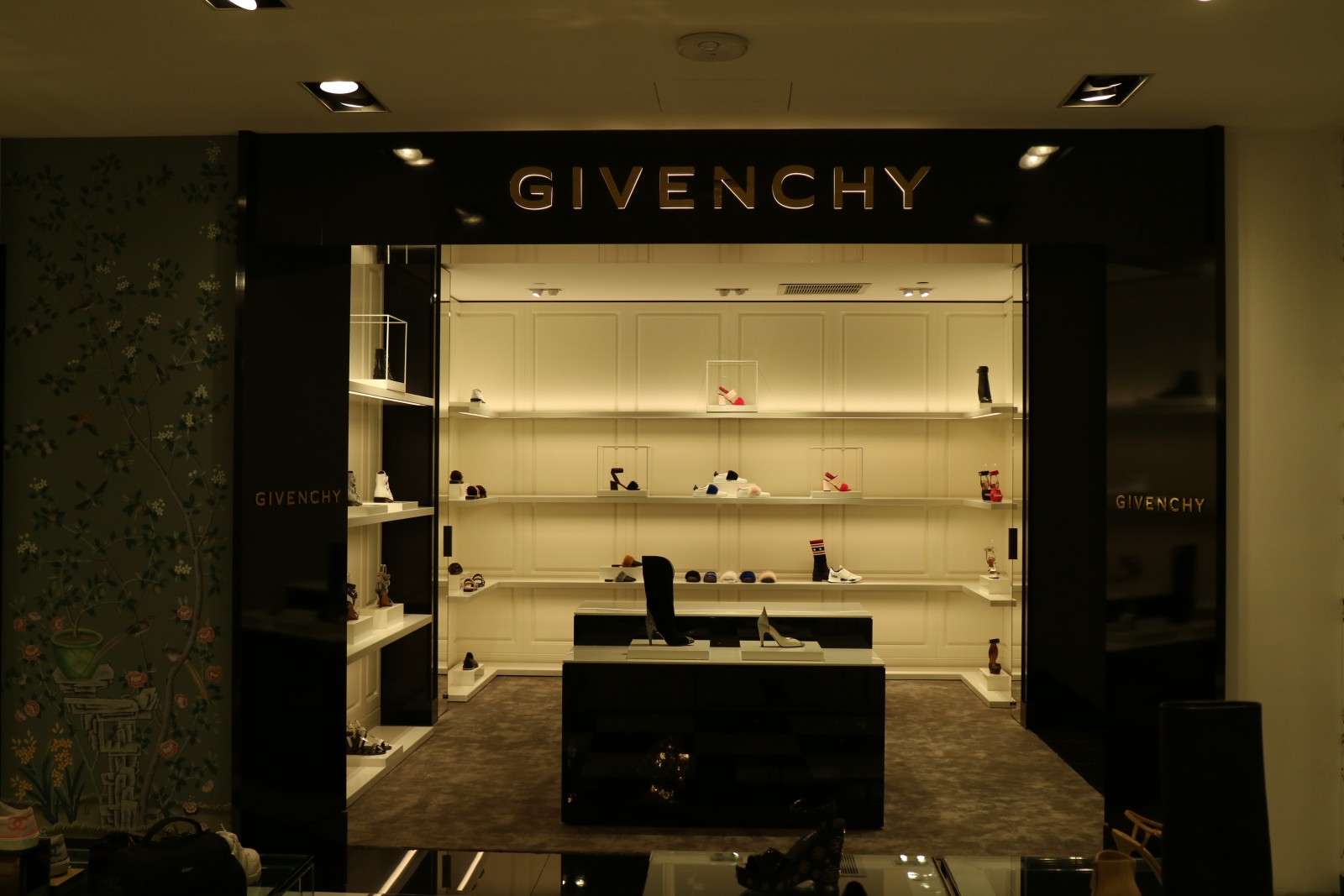 Givenchy 1000 Third Avenue New York, NY 10022 on 4URSPACE retail profile