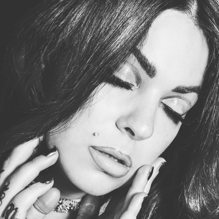 Alexandra Hayes Artiste - GOrendezvous