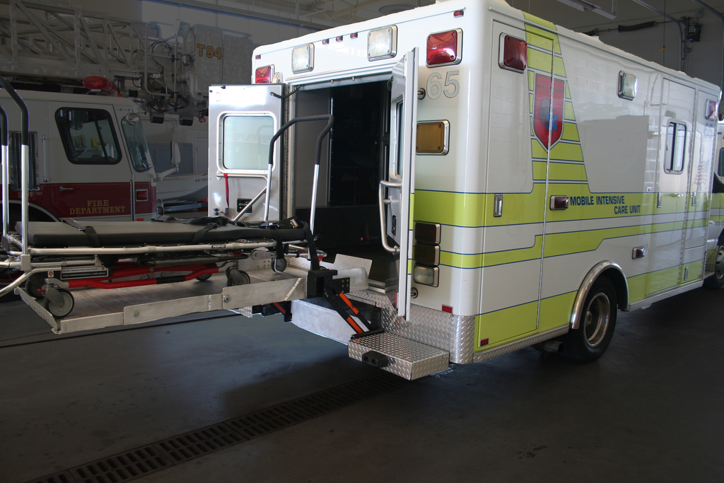 Mac’s Bariatric Ambulance Lift from Mac`s Lift Gate