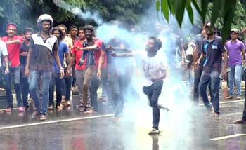 අන්තරේට අදත් කඳුළු ගෑස්-පැය 4කට පසු විරෝධතාකරුවන් විසිර යයි