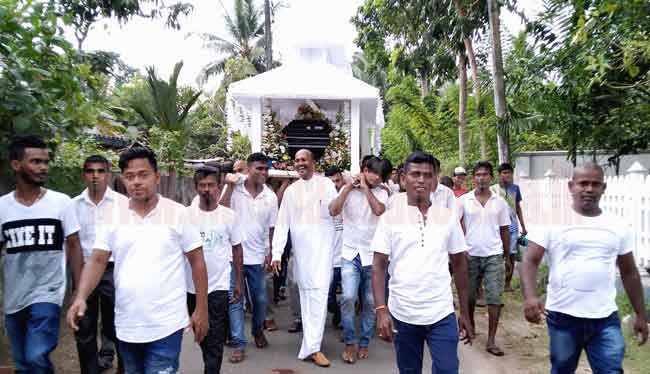 දෝලාවෙන් අවසන් ගමන් ගිය මවක්