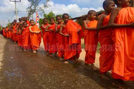 පිණ්ඩපාතය...