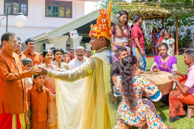 රට පුරා ජනතාව උත්සවශ්‍රීයෙන් අලුත් අවුරුදු සමරයි