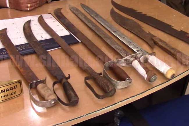 කඩු 8ක් සමඟ සැකකරුවන් තිදෙනෙක් අත්අඩංගුවට