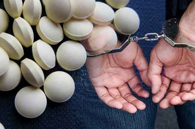 මත්පෙති තොගයක් සහ හෙරොයින් සමඟ දෙදෙනෙක් පොලීසියට