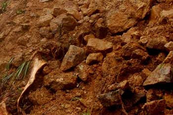 නායයෑමකින් තිදෙනෙක් අතුරුදන්